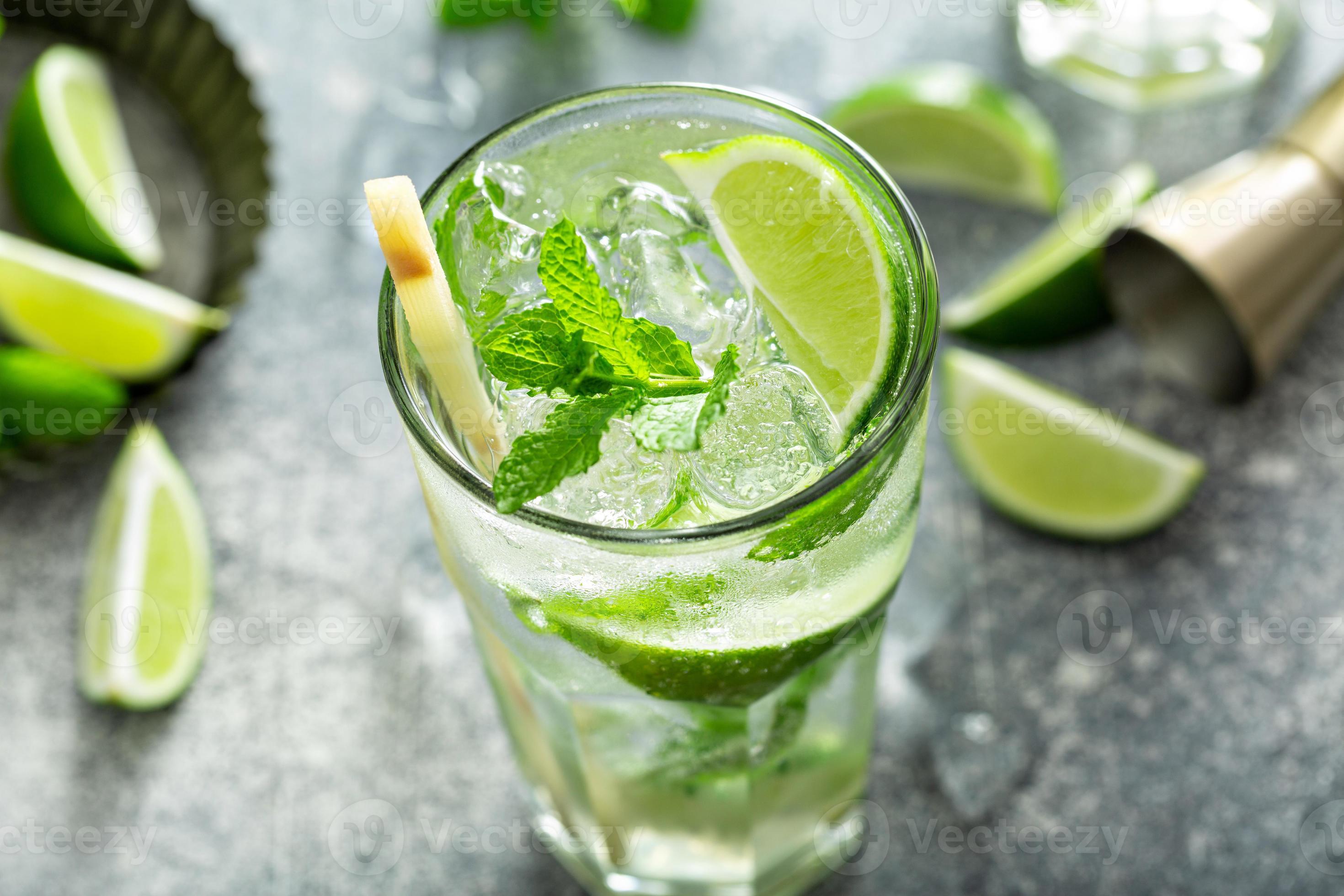 Refreshing mojito cocktail with lime and mint 16222765 Stock Photo at Vecteezy