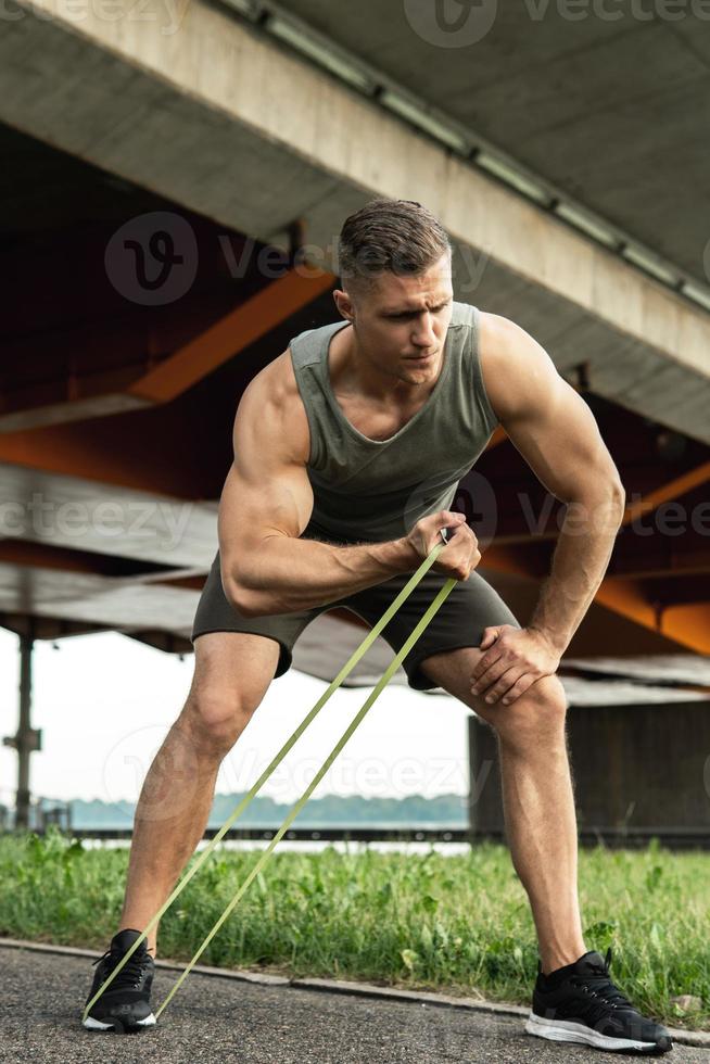 hombre musculoso durante el entrenamiento con bandas de goma de ... hombre musculoso durante el entrenamiento con bandas de goma de ...