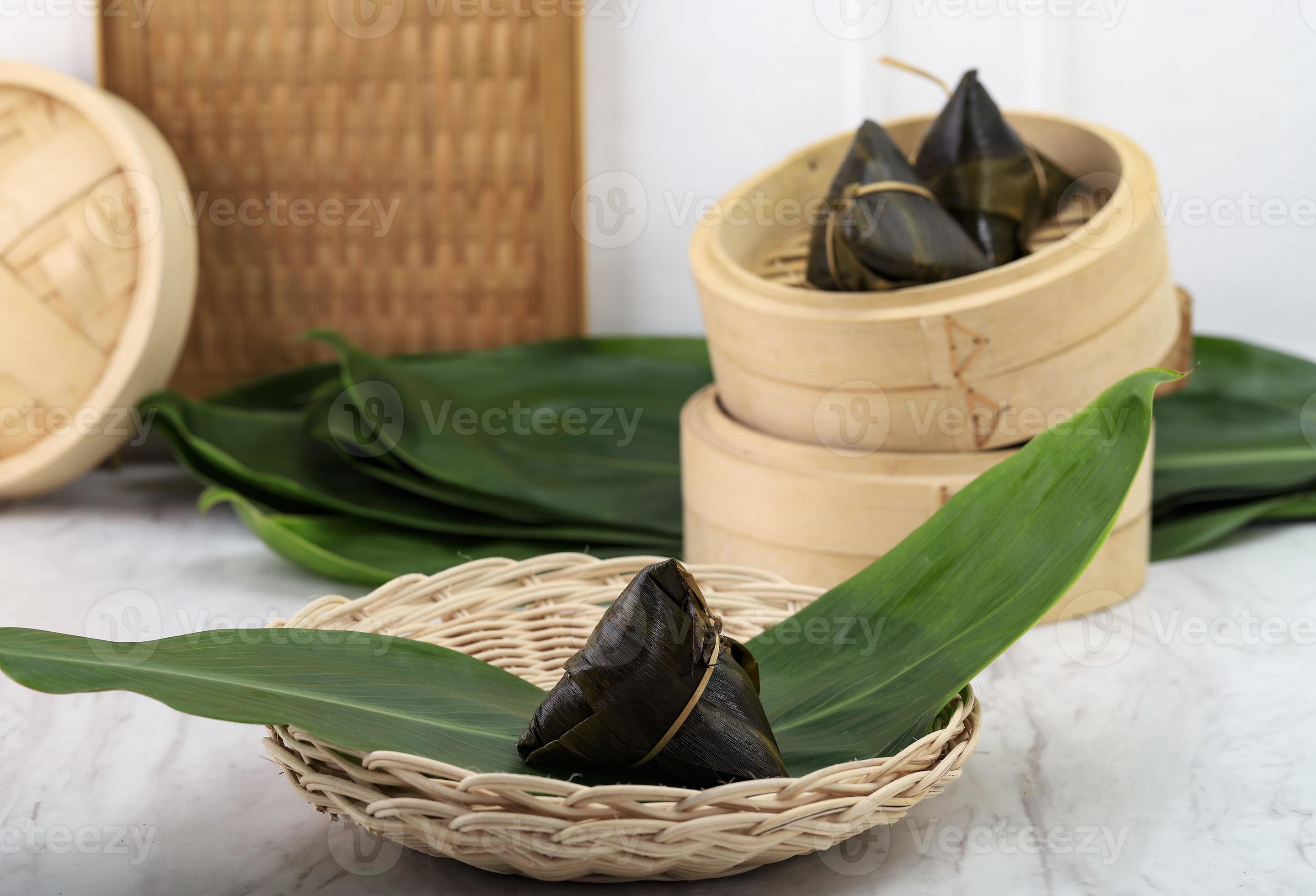 zongzi o bakcang, plato tradicional chino de arroz elaborado con arroz glutinoso relleno con ...