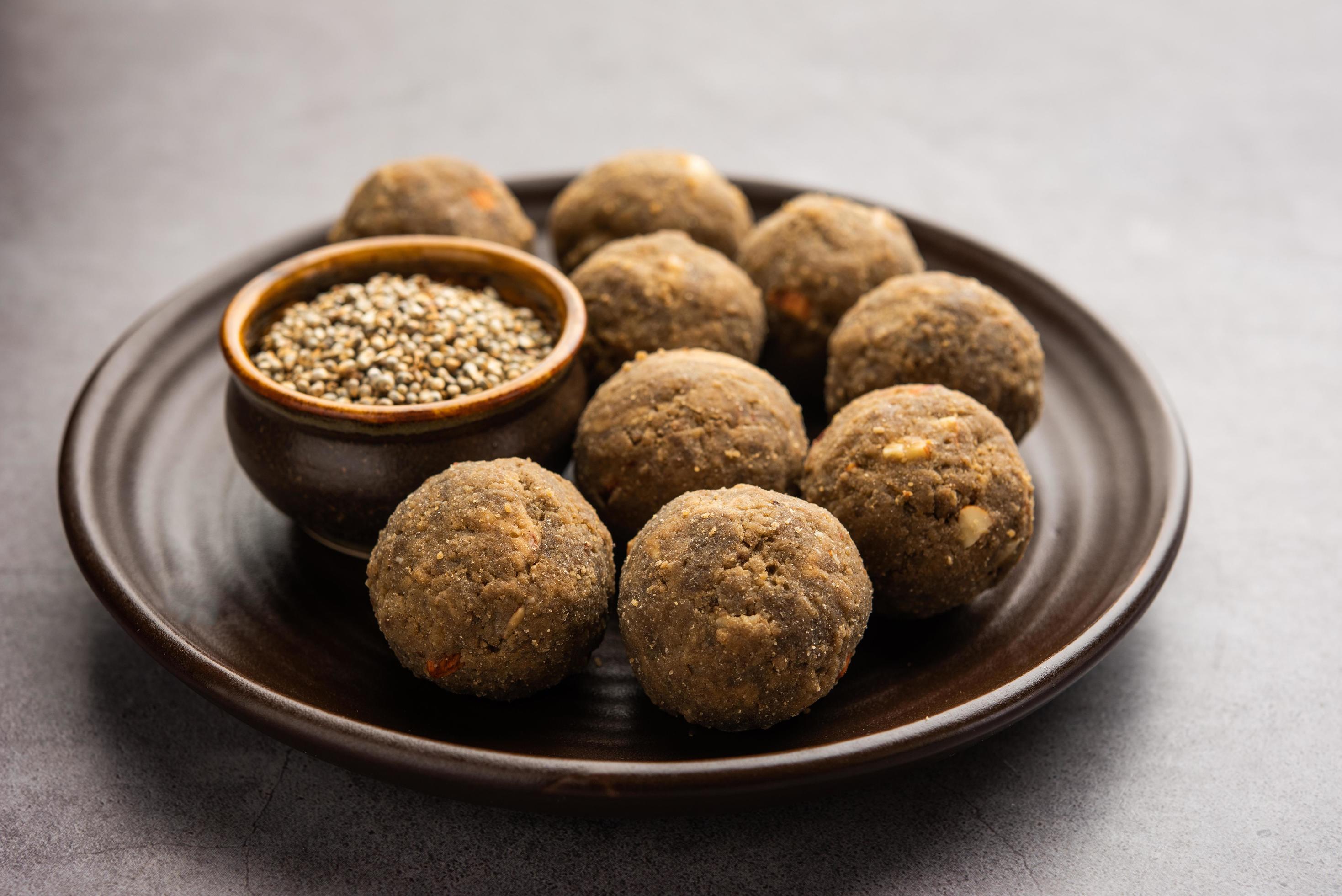 bajra atta ladoo o kuler laddoo - harina de mijo laddu, un popular bocadillo dulce de invierno ...