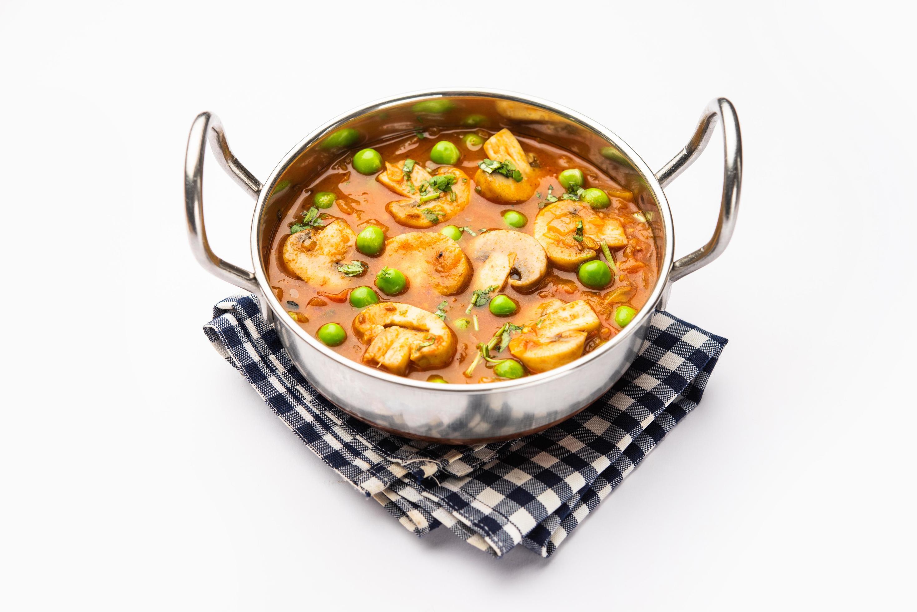 Mushroom and Pea Curry with Roasted Garlic, Indian food served in a bowl 16287226 Stock Photo at ...