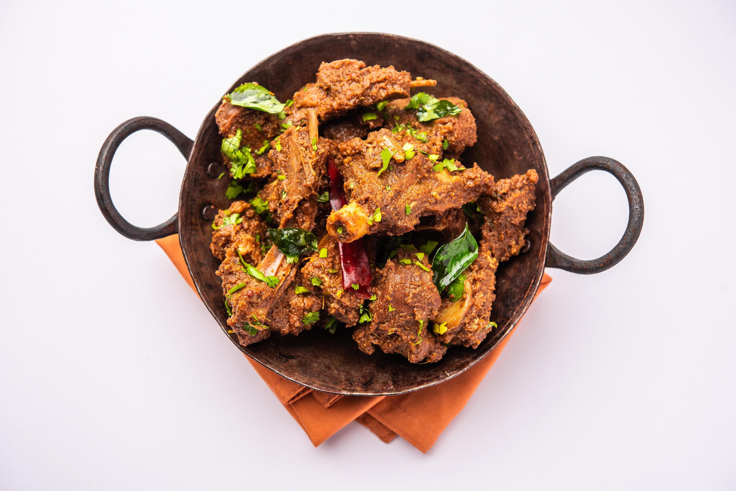 Sukha mutton or chicken, dry spicy Murgh or goat meat served in a plate or bowl 16584219 Stock ...