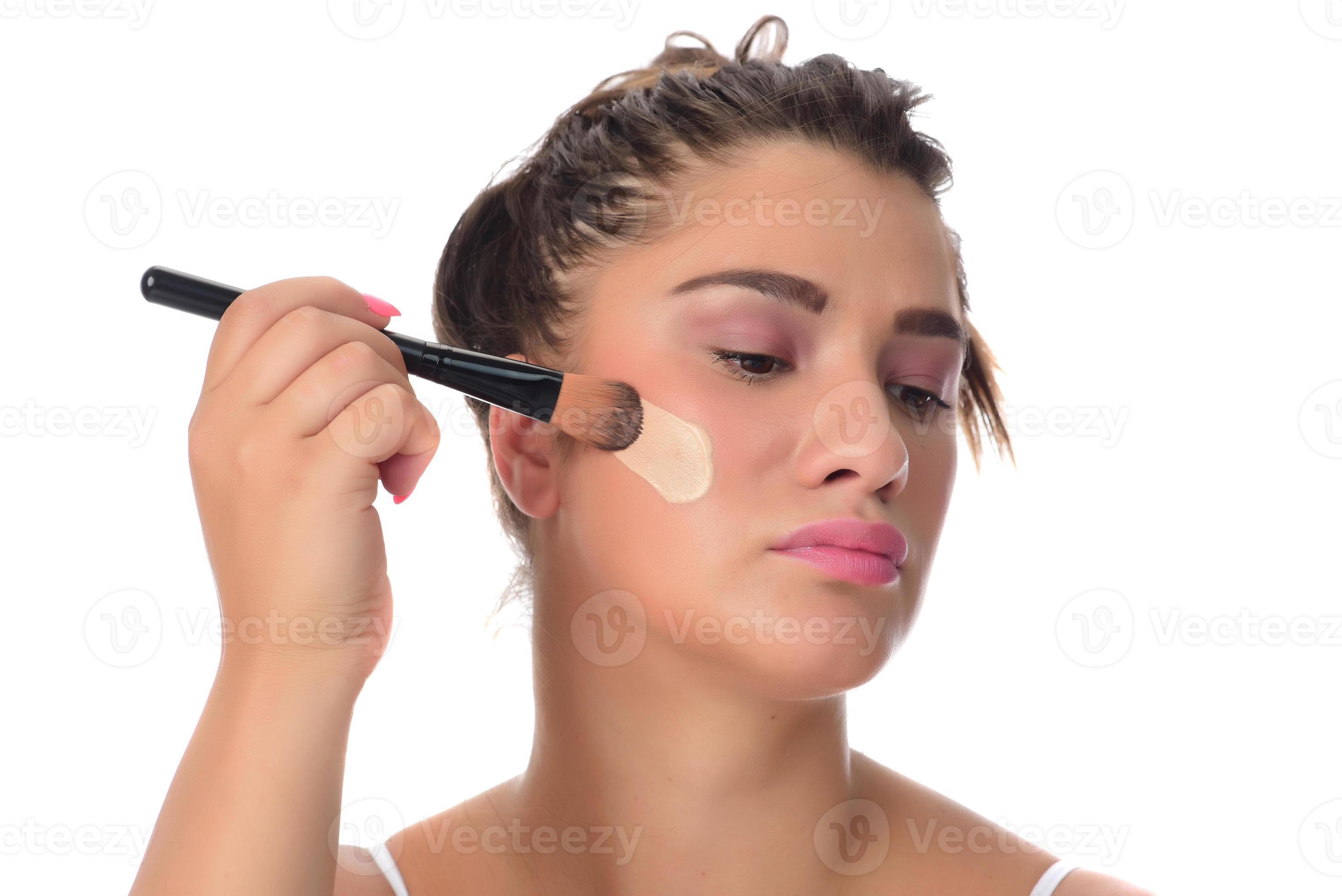 retrato de una mujer joven que se maquilla en la cara. aislado sobre fondo blanco 16604639 Foto ...