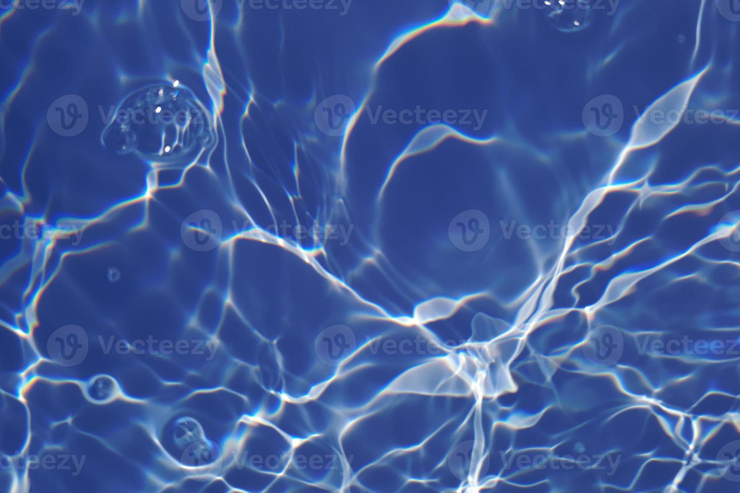 desenfoque borroso transparente color azul claro agua tranquila textura superficial con ...