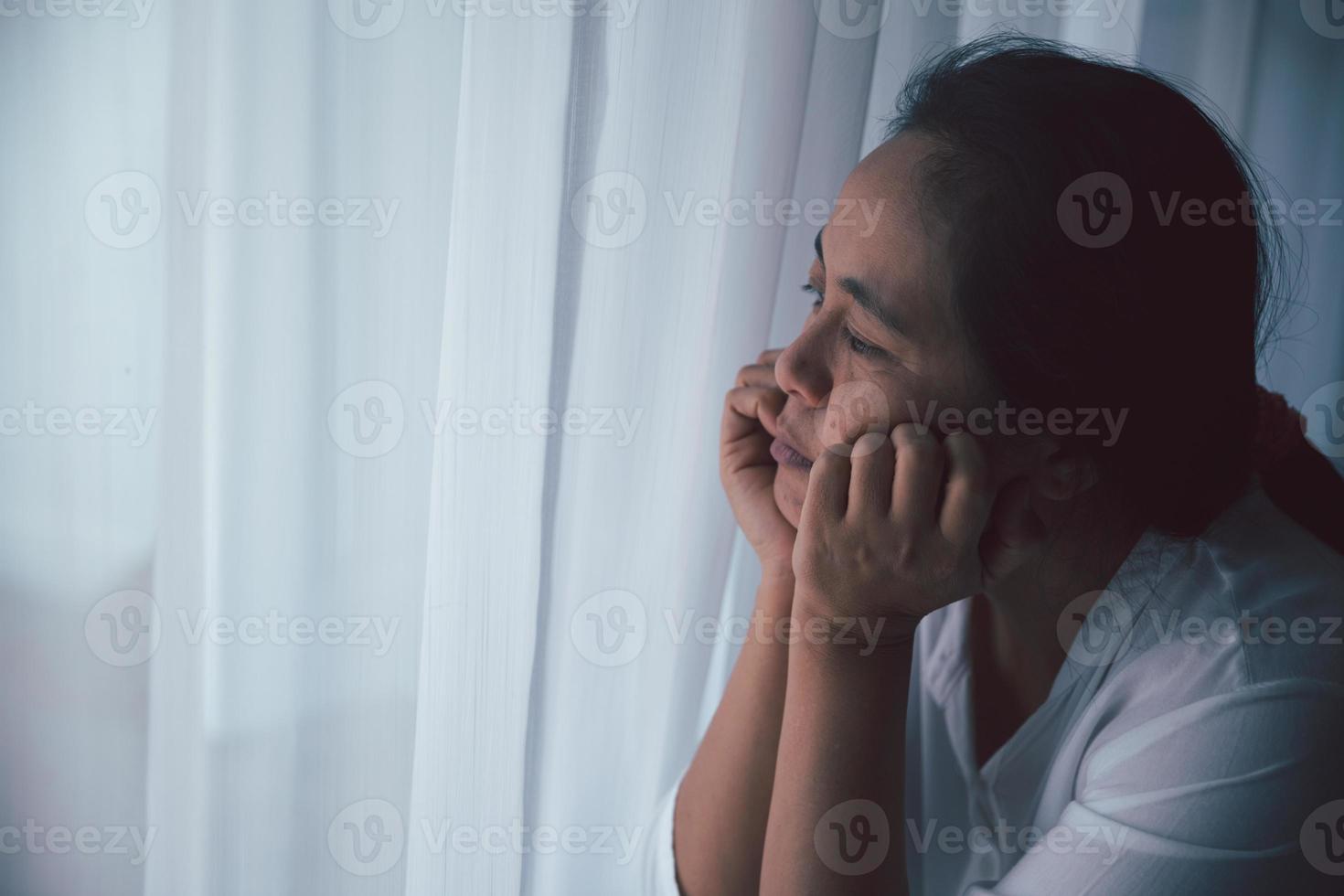 esquizofrenia con soledad y tristeza en el concepto de depresión de salud mental. mujer ...
