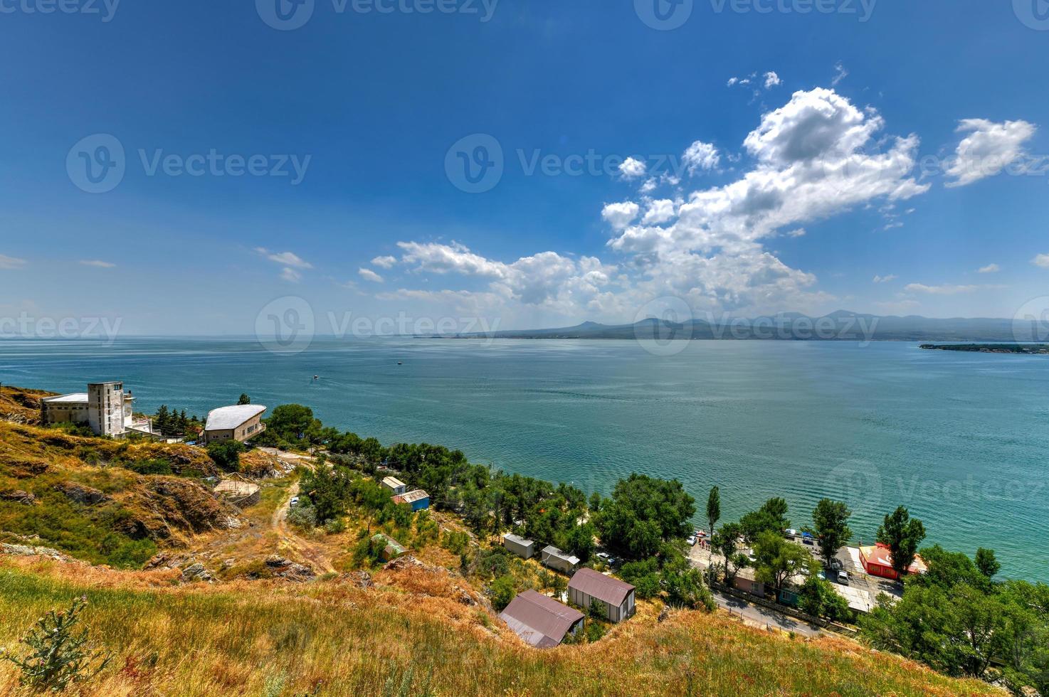 lago sevan, el lago más grande de armenia y la región del cáucaso. 16669289 Foto de stock en ...
