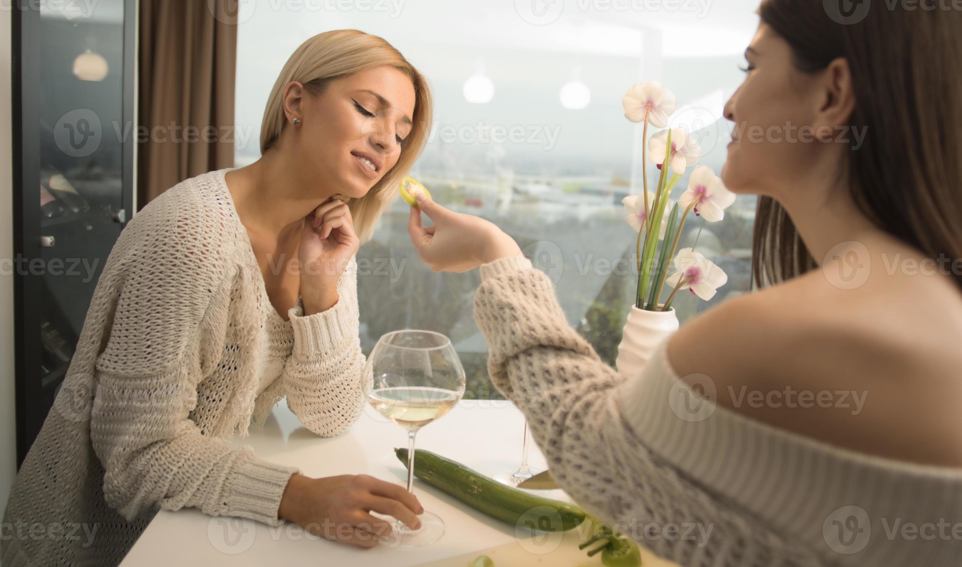Una Joven Pareja De Lesbianas Sexy Disfrutando De Momentos íntimos En Un Ambiente Relajado 3428