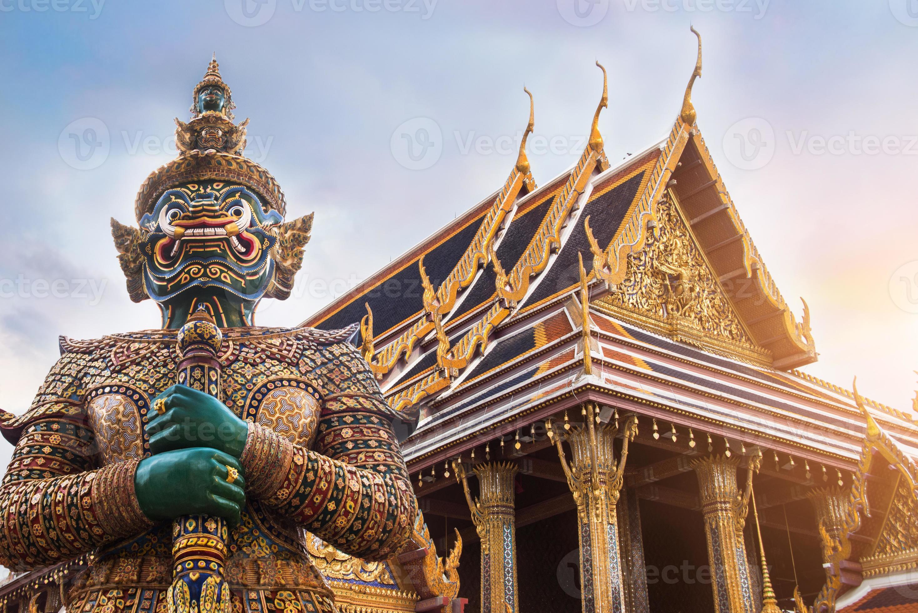 Wat Phra Kaew, Emerald Buddha temple, Wat Phra Kaew is one of Bangkok's most famous tourist ...