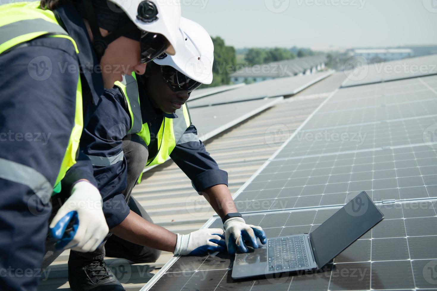 Engineer in charge of solar panel installation The installation of solar energy 16748487 Stock ...