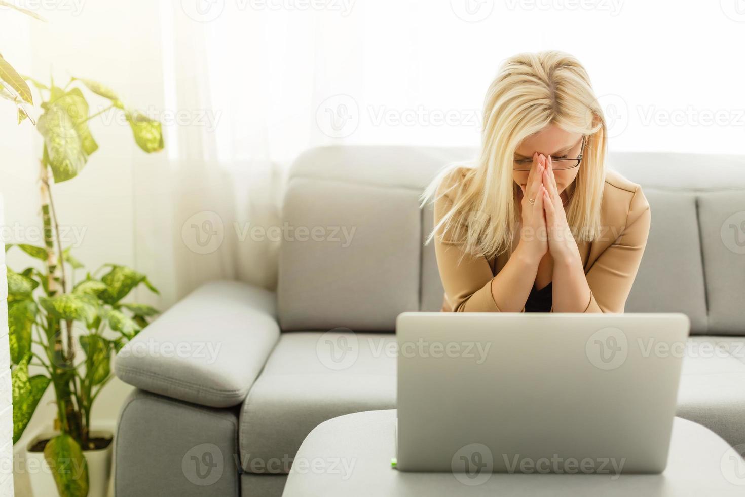 mujer joven meditando sentada frente a la computadora portátil, tomando una pausa, oficina ...