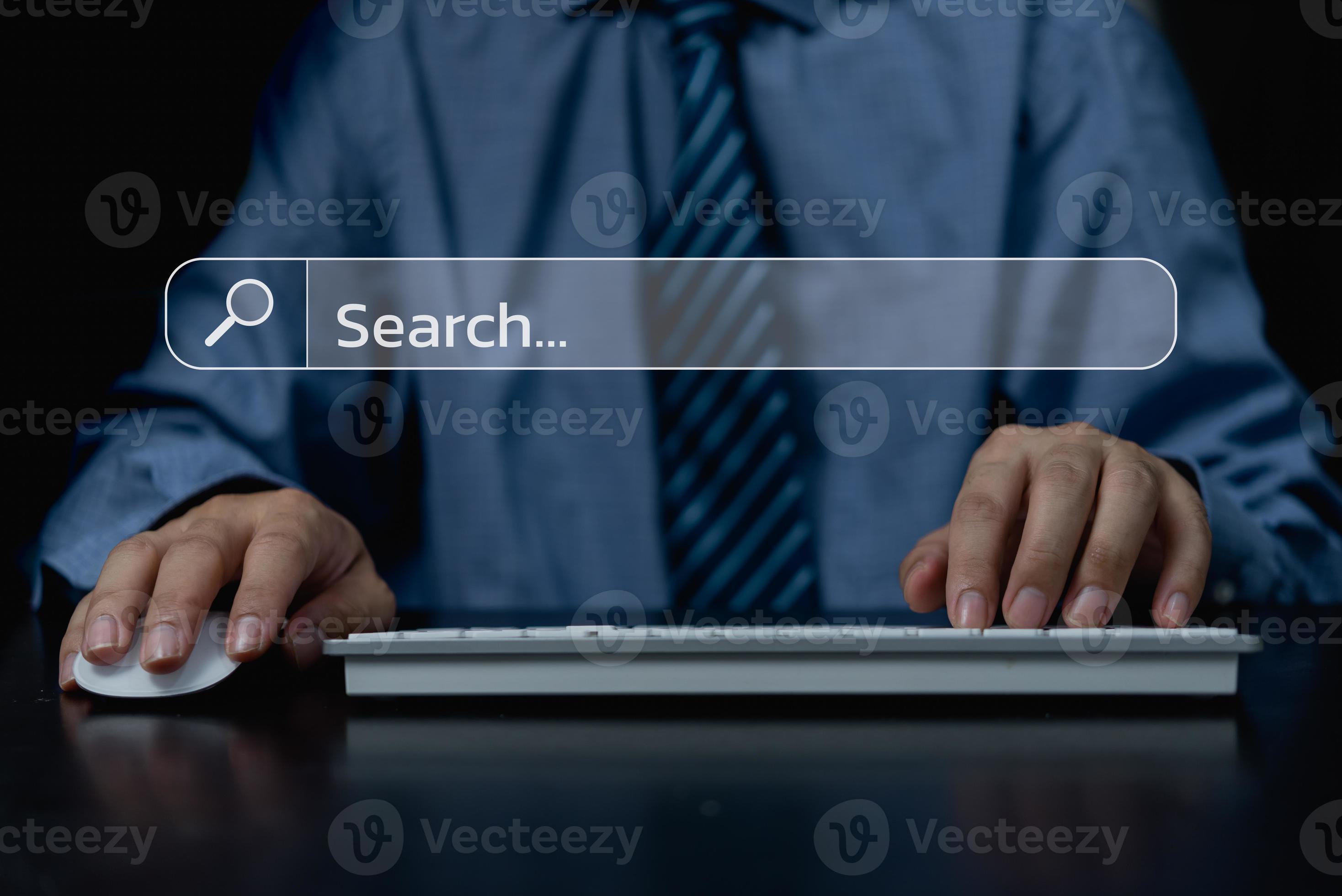 concepto de información de tecnología de búsqueda de datos. las manos del hombre están usando ...