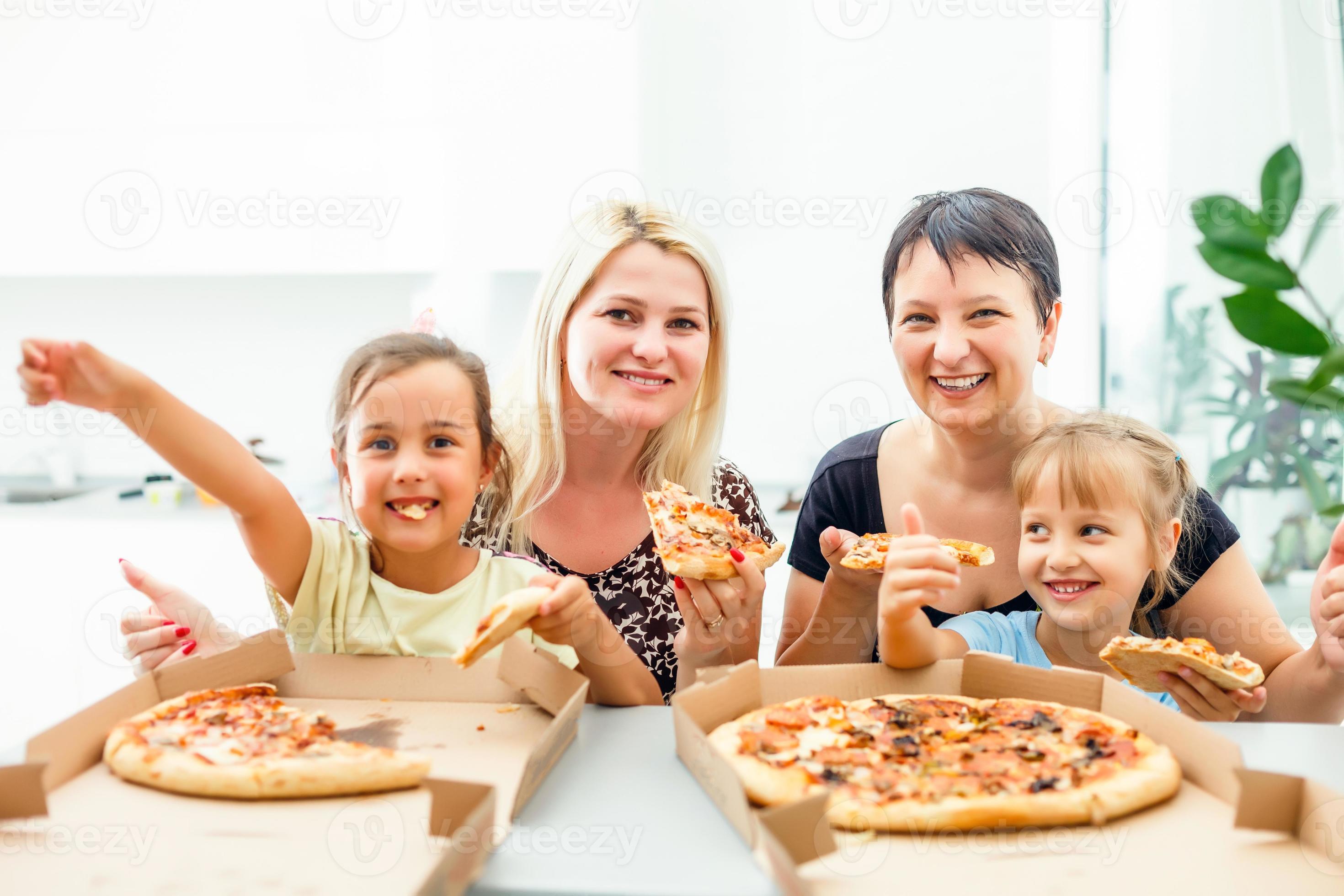 familia comiendo pizza juntos en casa 16849168 Foto de stock en Vecteezy