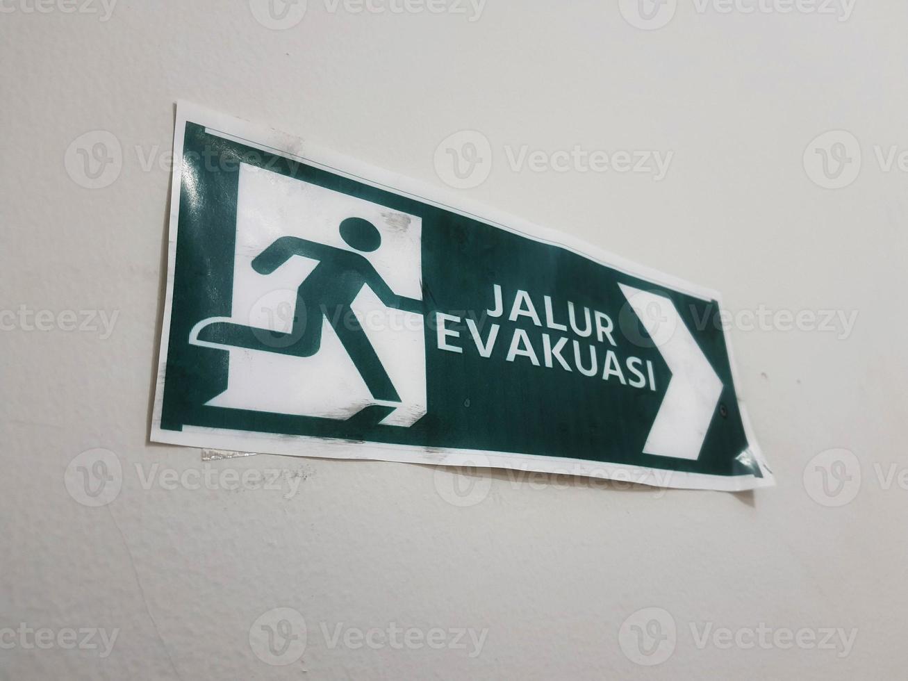 señal de ruta de evacuación jalur evakuasi en color verde 17090458 Foto ... señal de ruta de evacuación jalur evakuasi en color verde 17090458 Foto ...