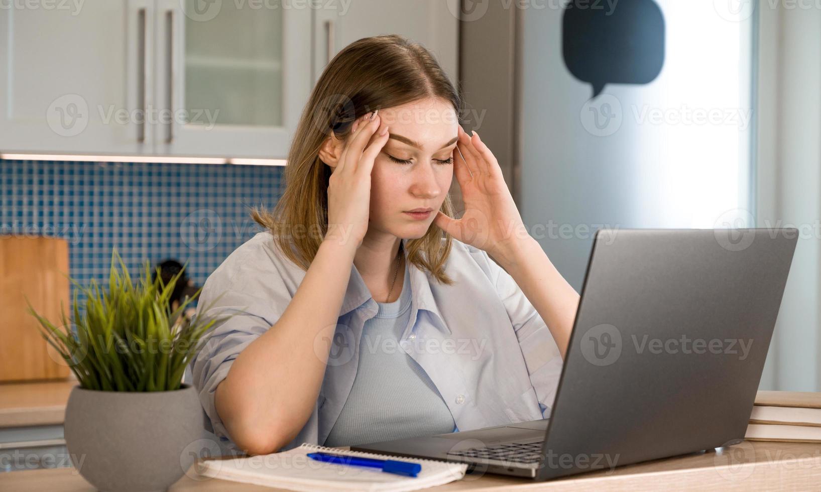primer plano de una mujer cansada sentada frente a la computadora portátil. estudiante cansada ...