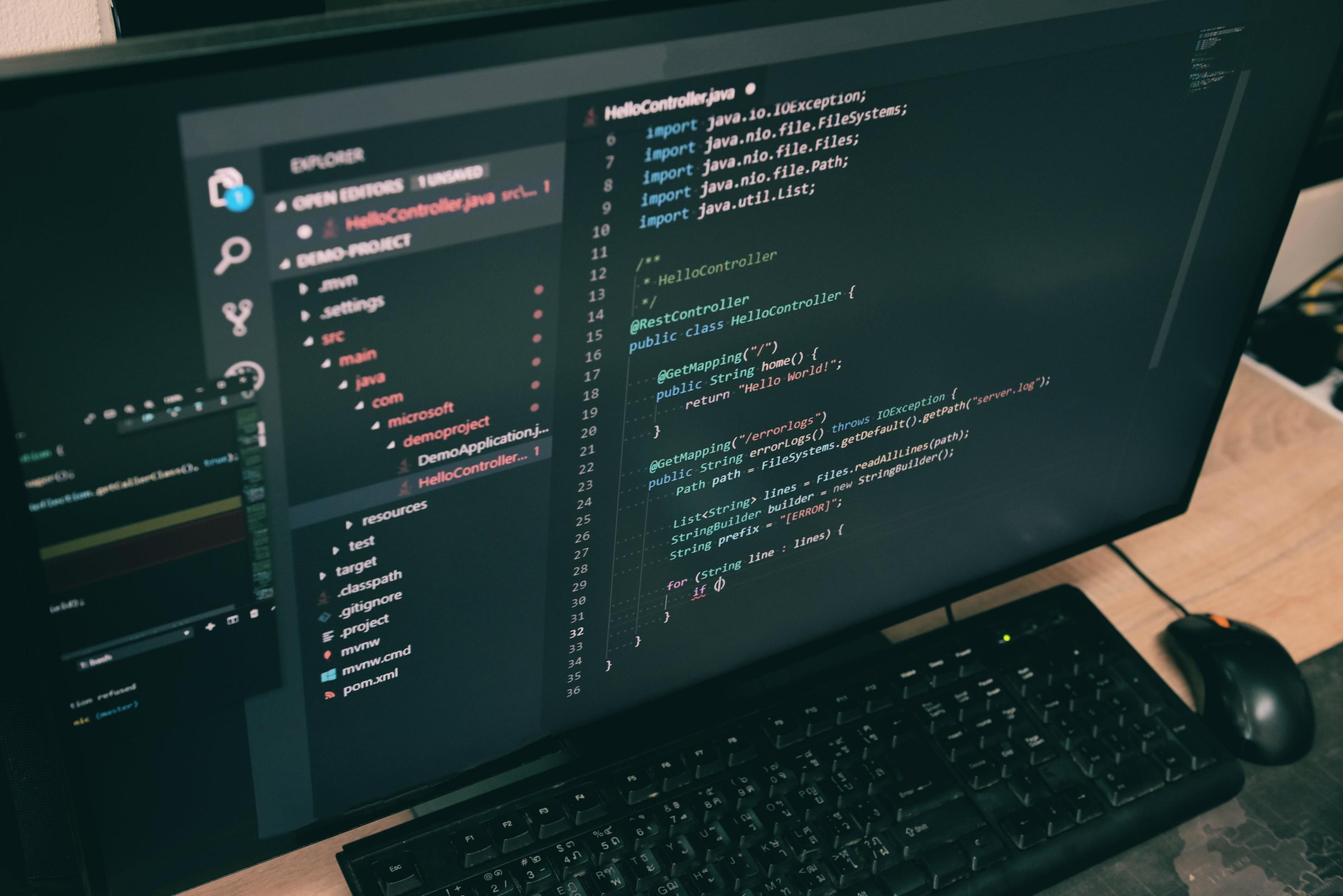 programadores codificadores que trabajan en la oficina, analista programador escribiendo código ...
