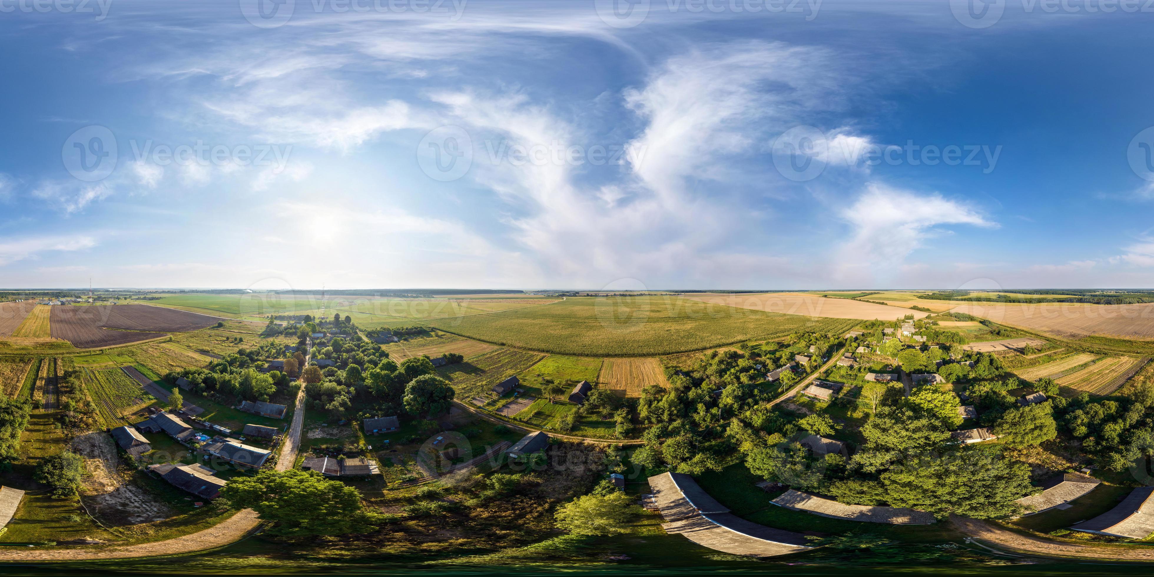 vista panorámica completa aérea esférica hdri 360 sobre pueblo verde con sector de desarrollo ...