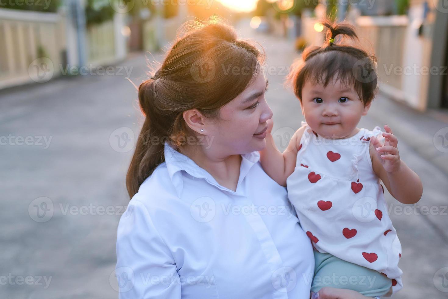 bebé recién nacido asiático niño contacto visual con mamá ternura de los niños con familia feliz ...