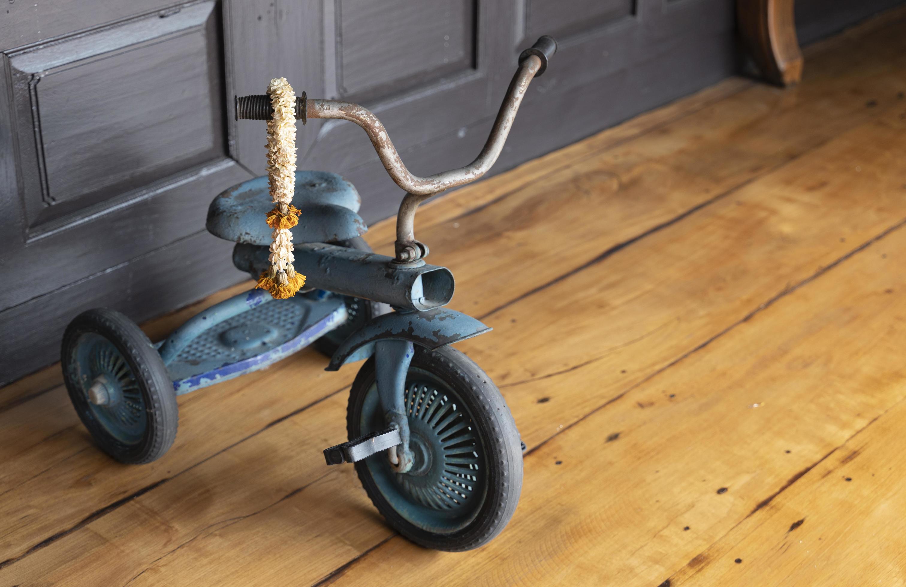 Old and rusted tricycle 17457620 Stock Photo at Vecteezy