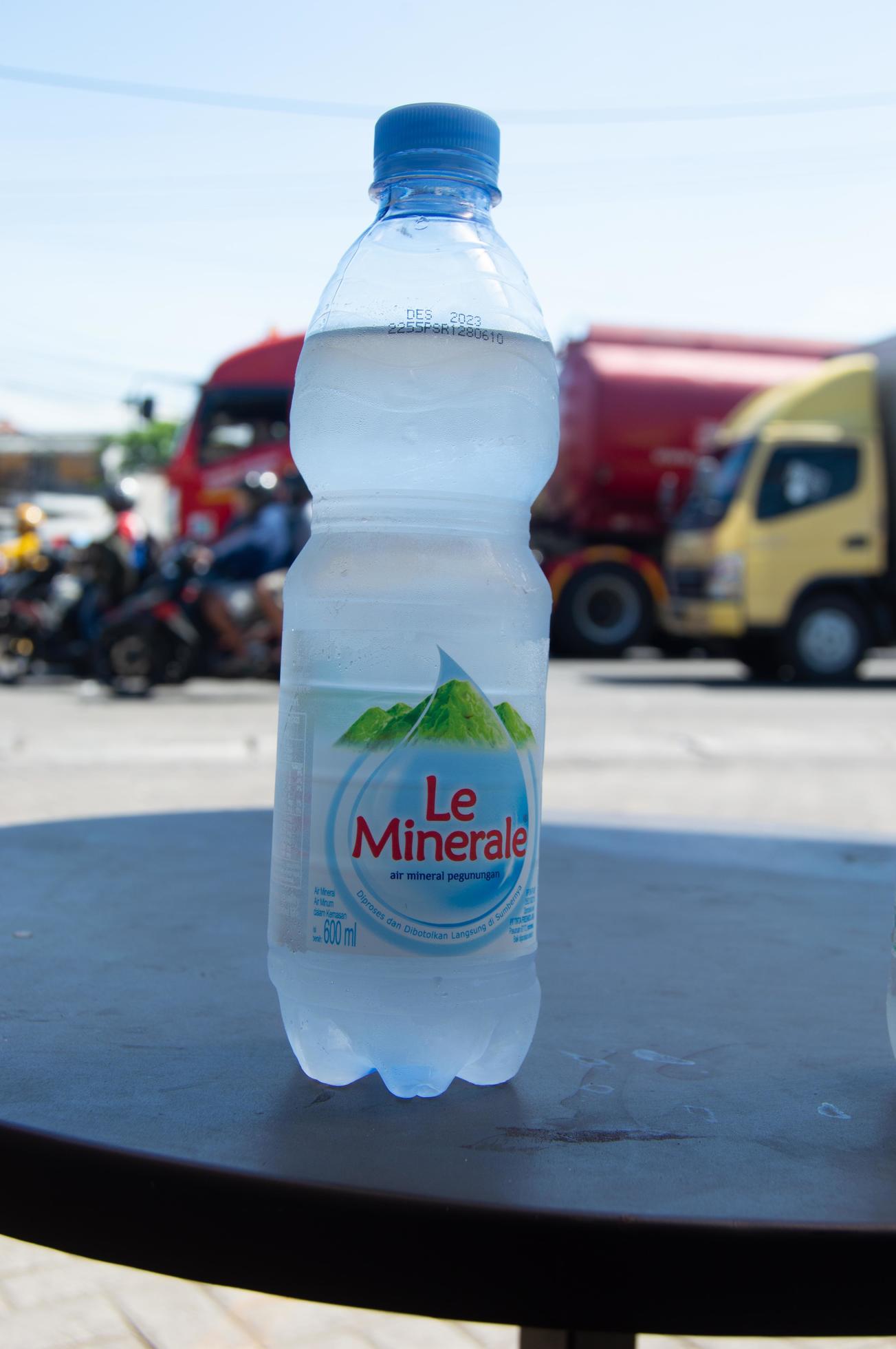sidoarjo, indonesia, 2022 - le minerale bebidas embotelladas en una mesa junto a la carretera ...