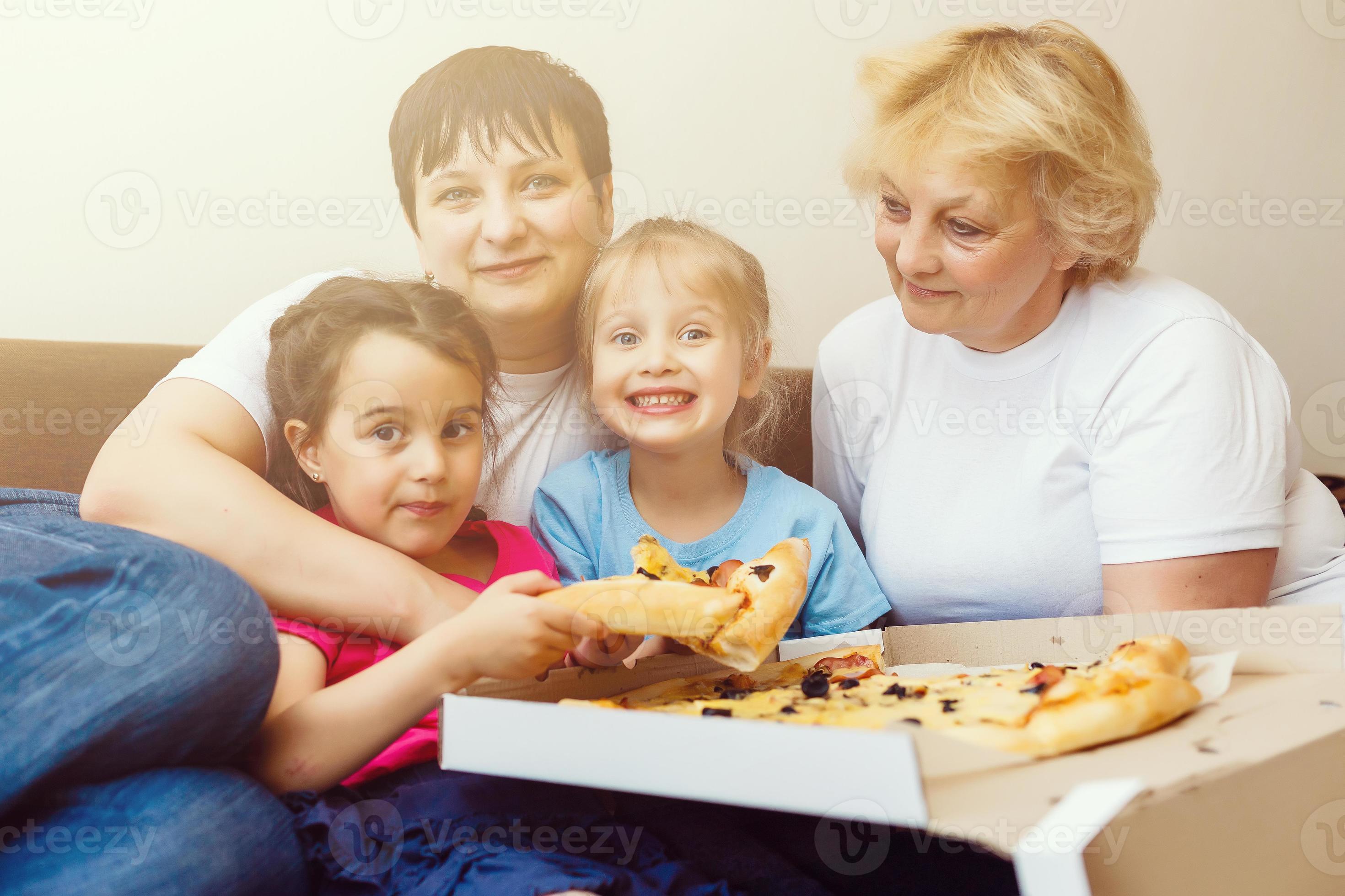 familia comiendo pizza juntos en casa 17462342 Foto de stock en Vecteezy
