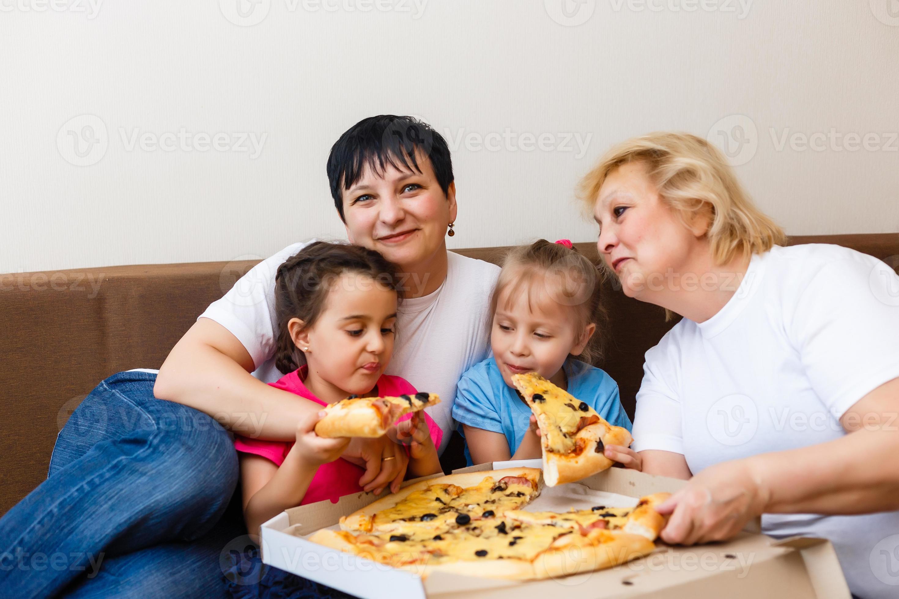familia comiendo pizza juntos en casa 17464796 Foto de stock en Vecteezy