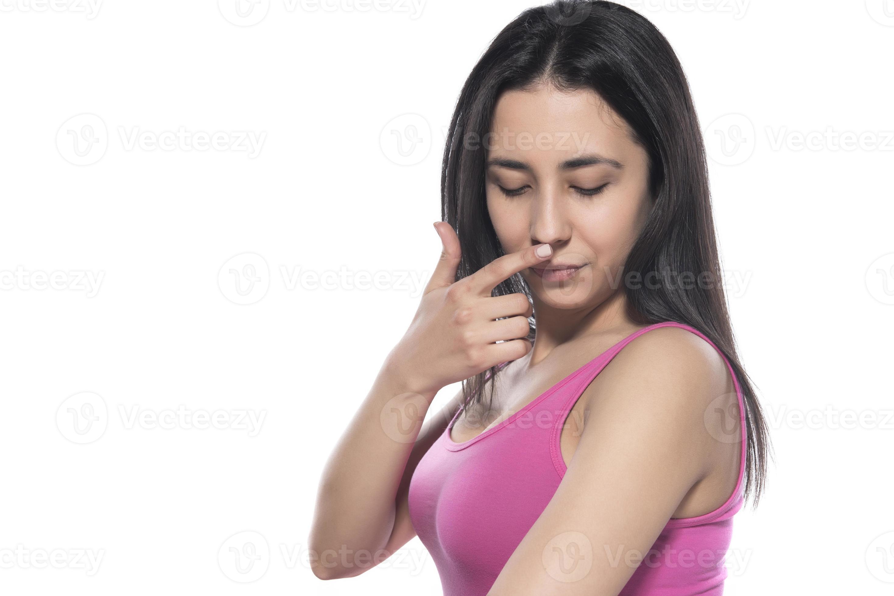 el perfil de una joven mujer feliz toca su nariz con el dedo en un fondo blanco 17467272 Foto de ...