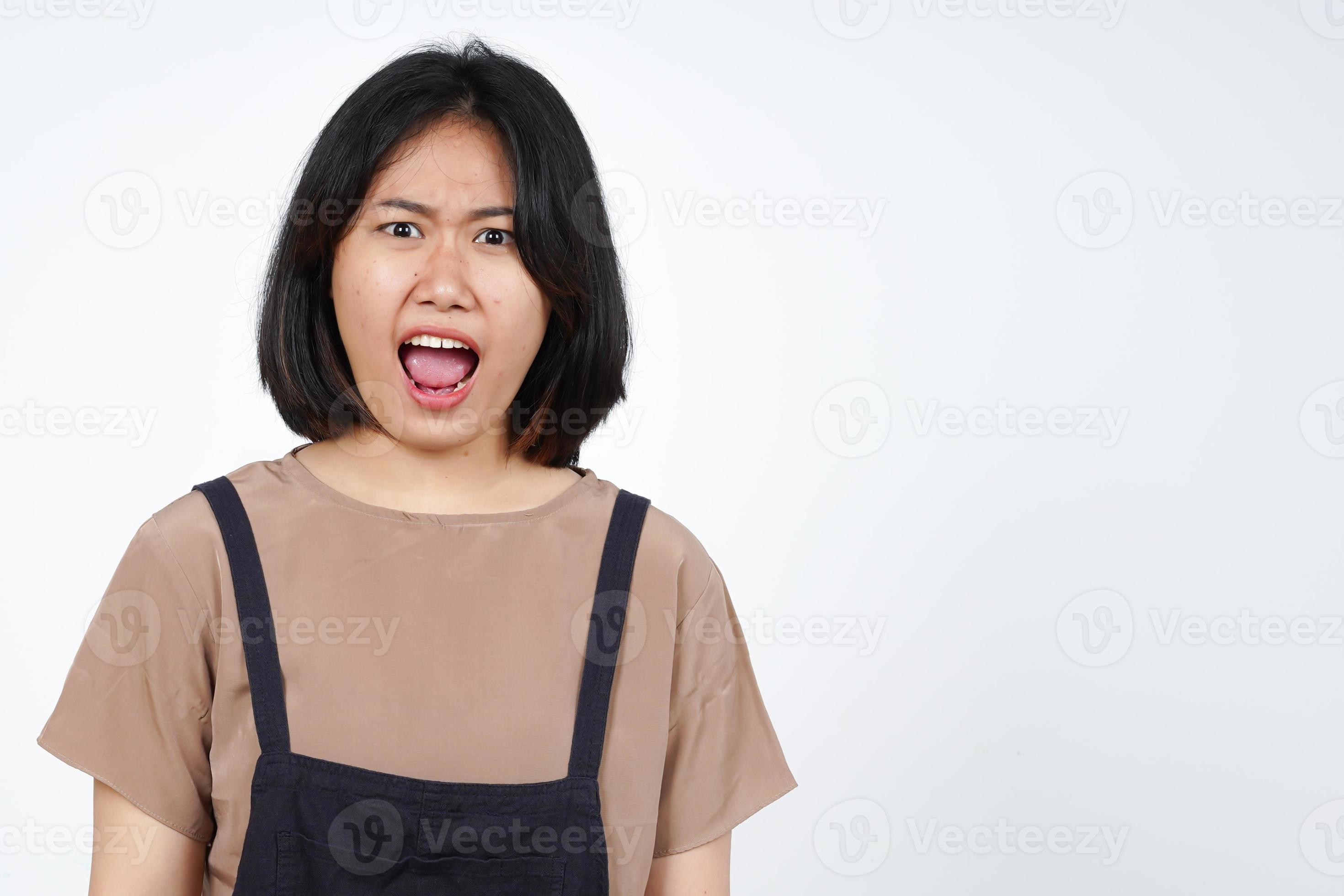enojado gesto de hermosa mujer asiática aislado sobre fondo blanco. 17547437 Foto de stock en ...