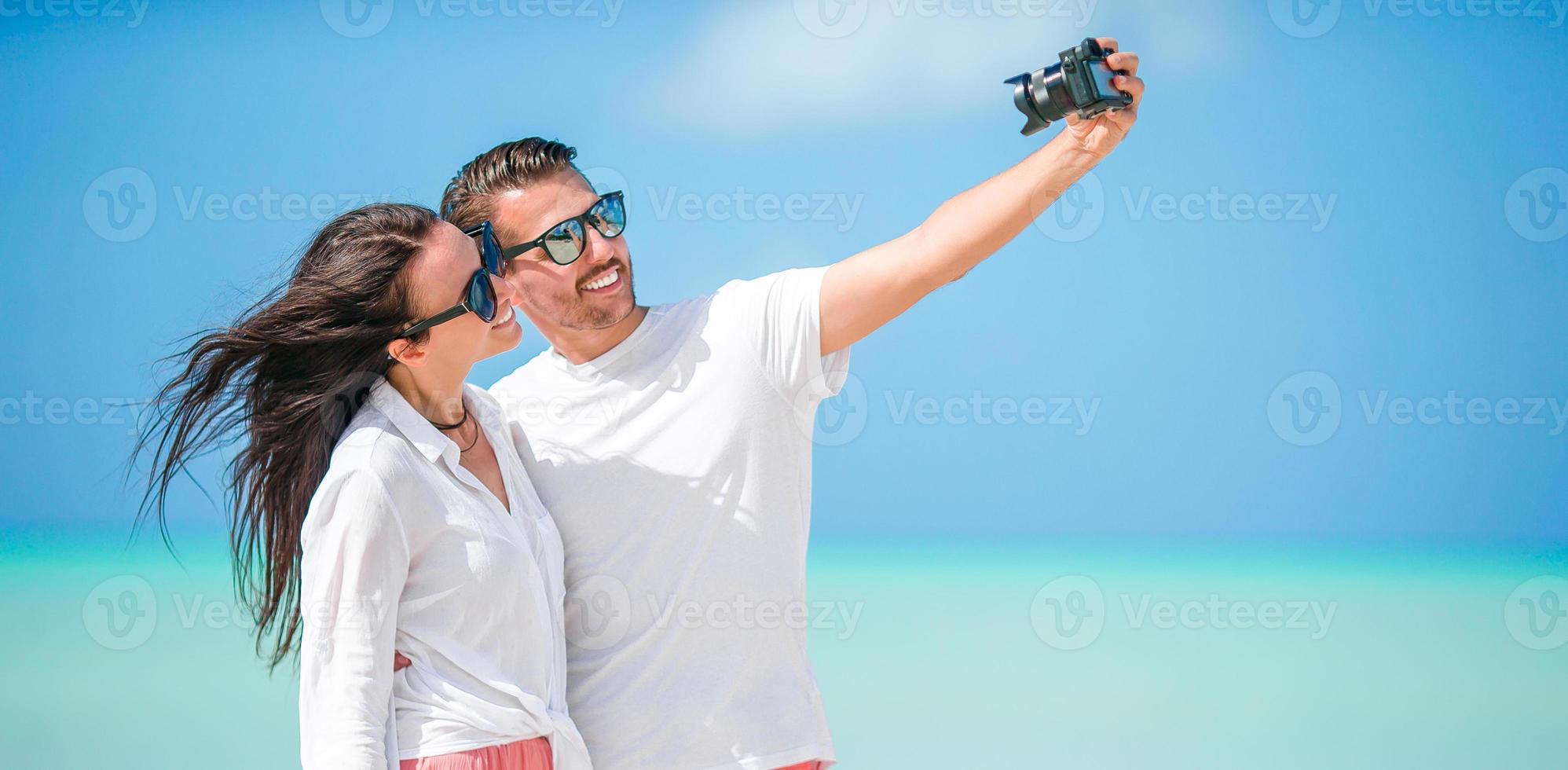 Pareja Feliz Tomando Una Foto Selfie En Playa Blanca Dos Adultos Disfrutando De Sus Vacaciones
