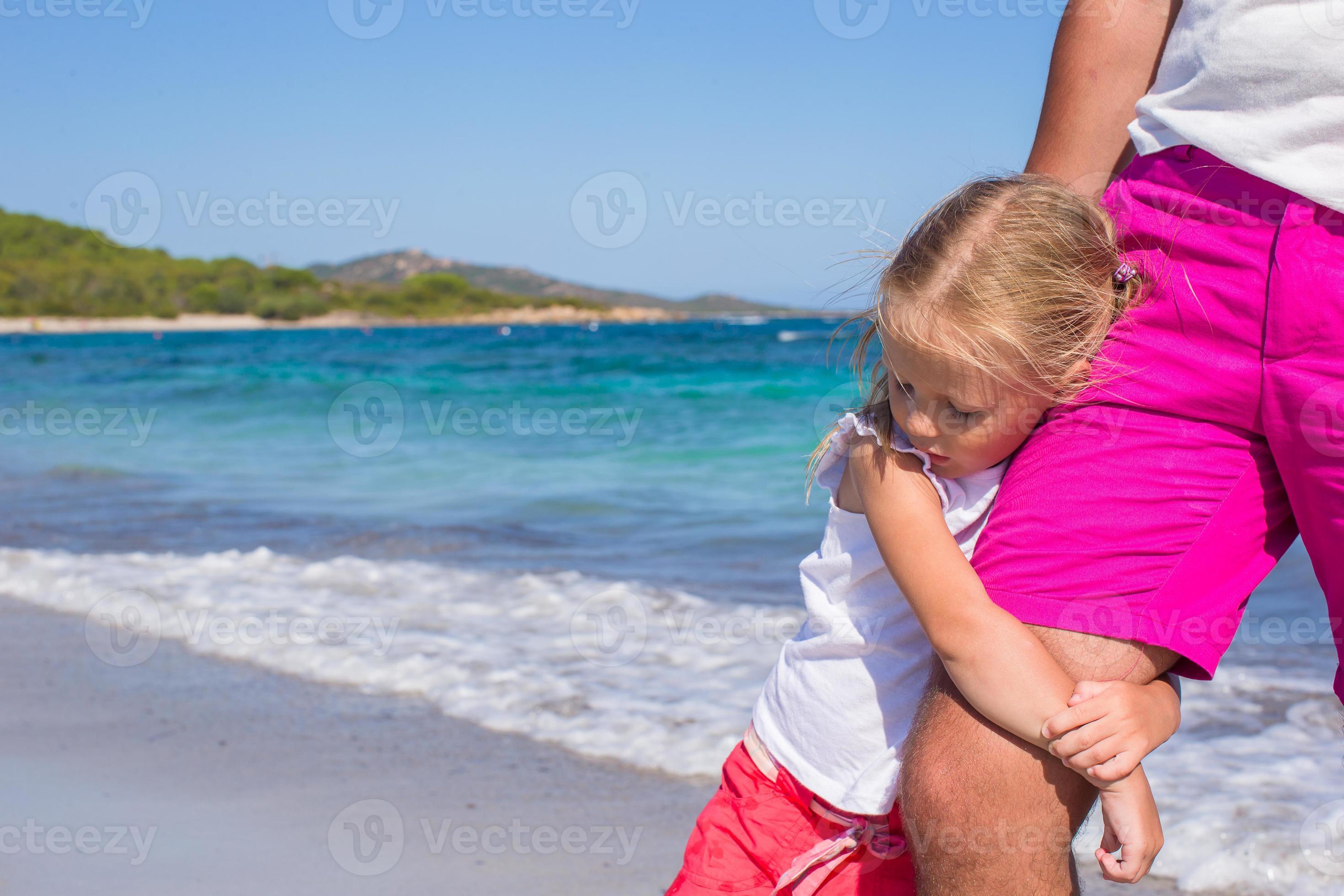 Padre E Hija Se Divierten Durante Las Vacaciones En La Playa Tropical 17708111 Foto De Stock En