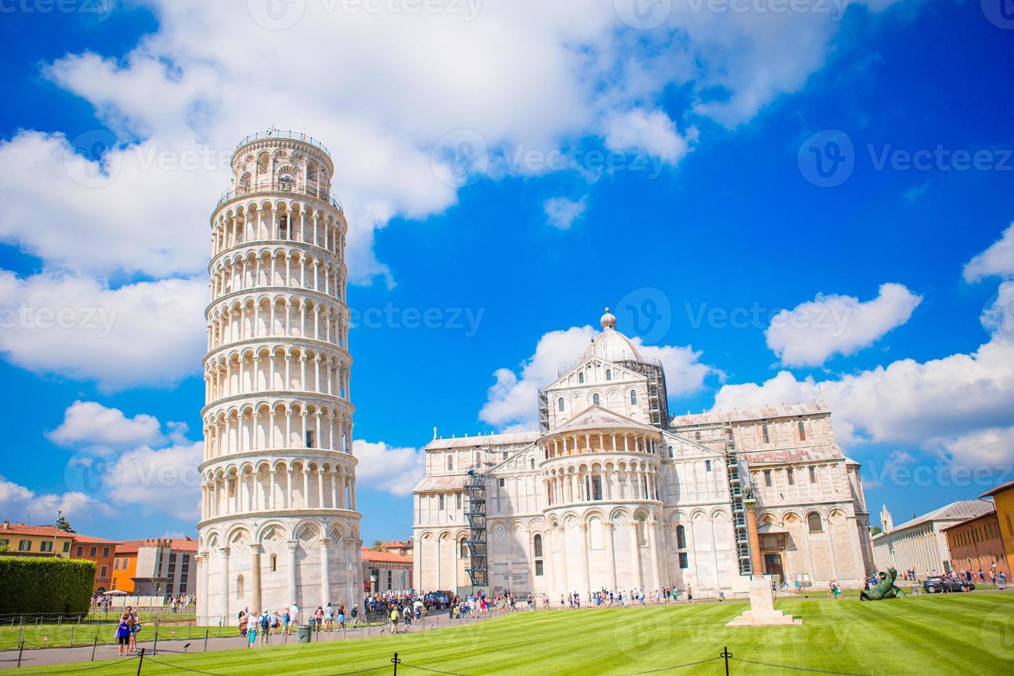 Tourists visiting the leaning tower of Pisa , Italy 18038840 Stock ... Tourists visiting the leaning tower of Pisa , Italy 18038840 Stock ...