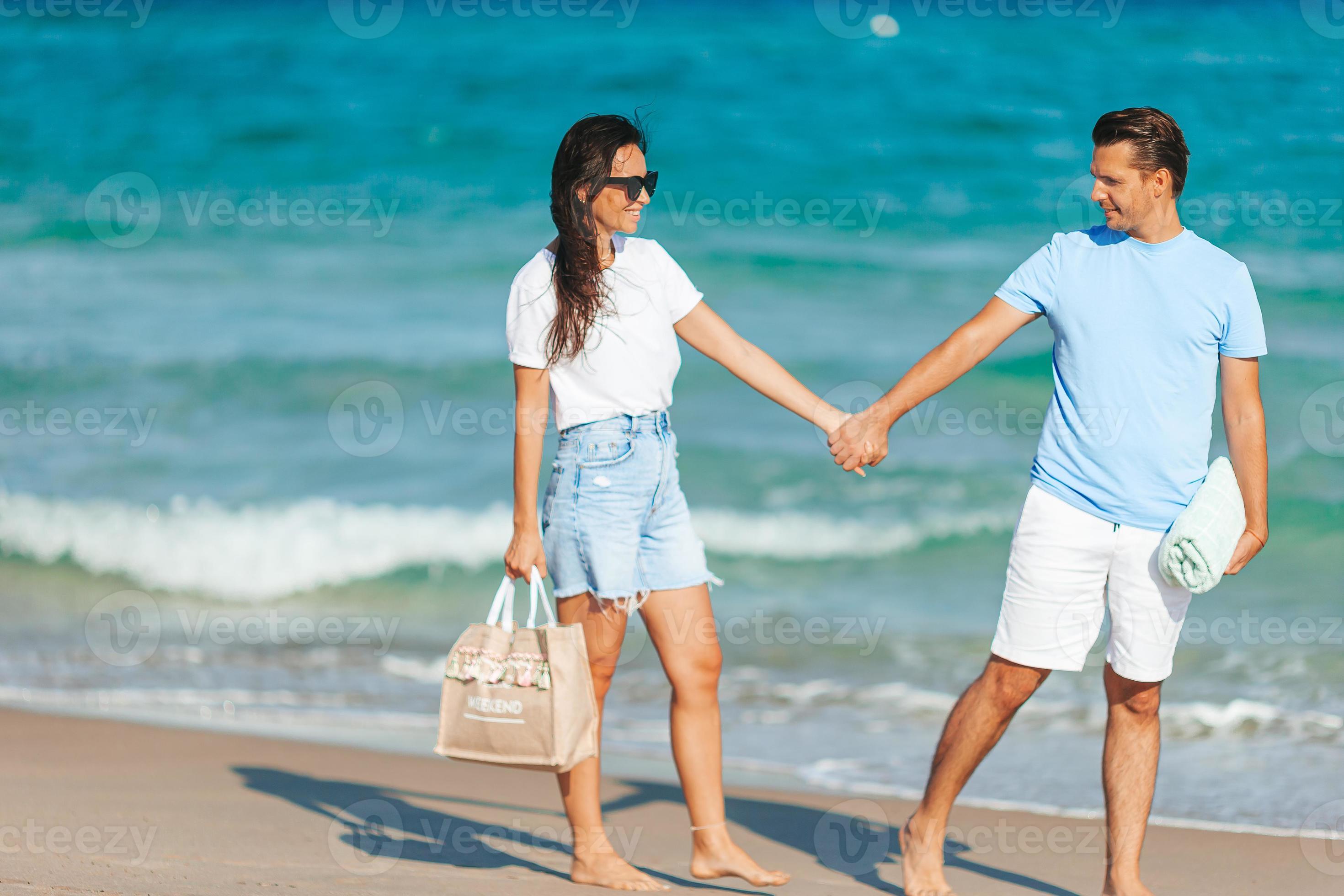 joven pareja de enamorados en las vacaciones de verano en la playa. hombre y mujer felices ...