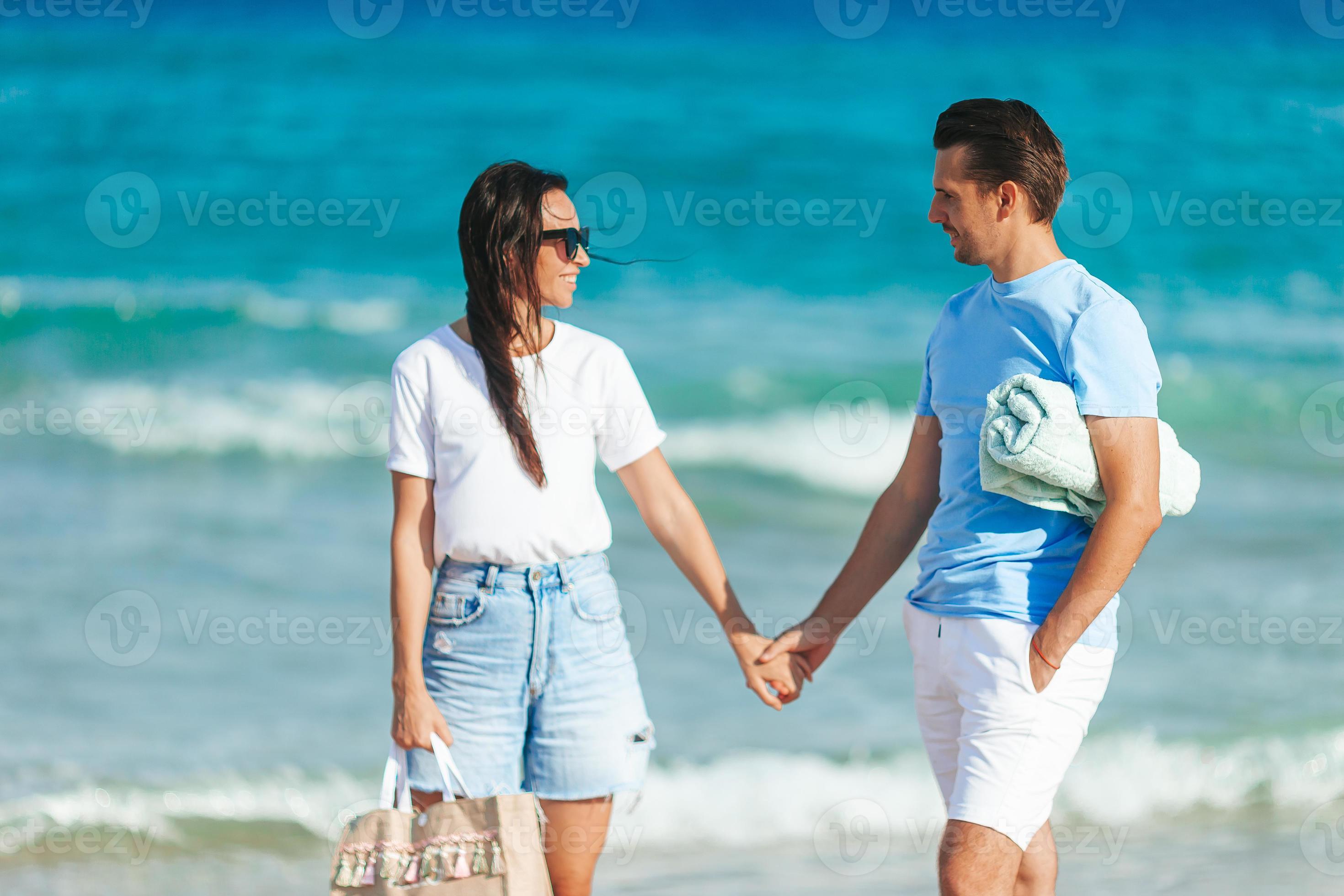 joven pareja de enamorados en las vacaciones de verano en la playa. hombre y mujer felices ...