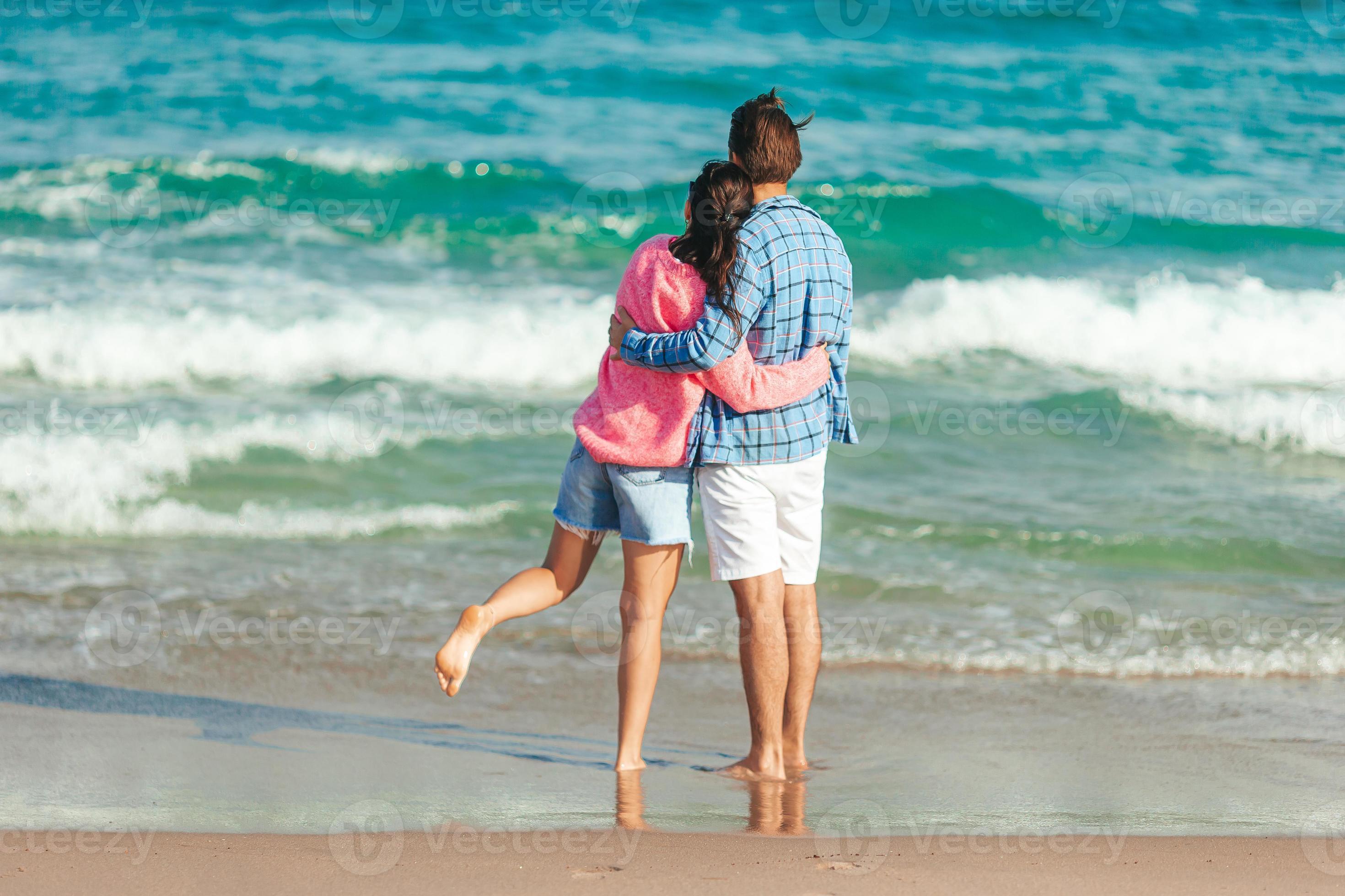 joven pareja de enamorados en las vacaciones de verano en la playa. hombre y mujer felices ...
