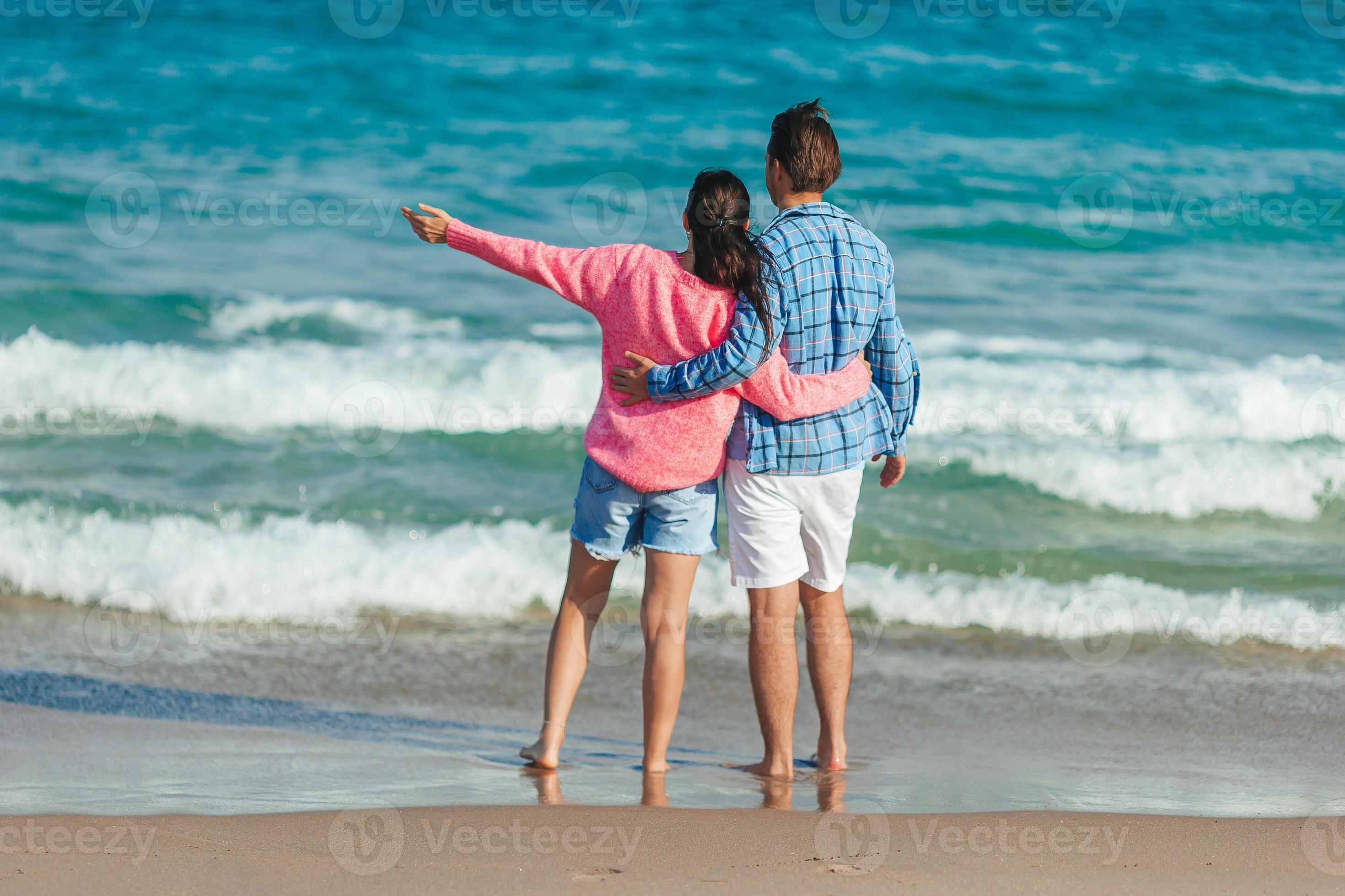 joven pareja de enamorados en las vacaciones de verano en la playa. hombre y mujer felices ...