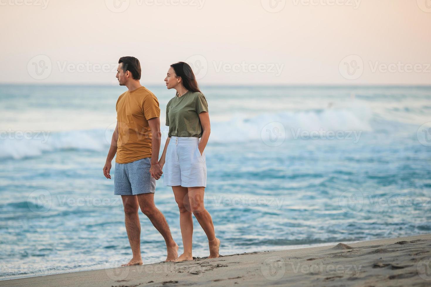 Young couple walking on the beach summer vacation. Happy man and woman look at the sea 18043826 ...