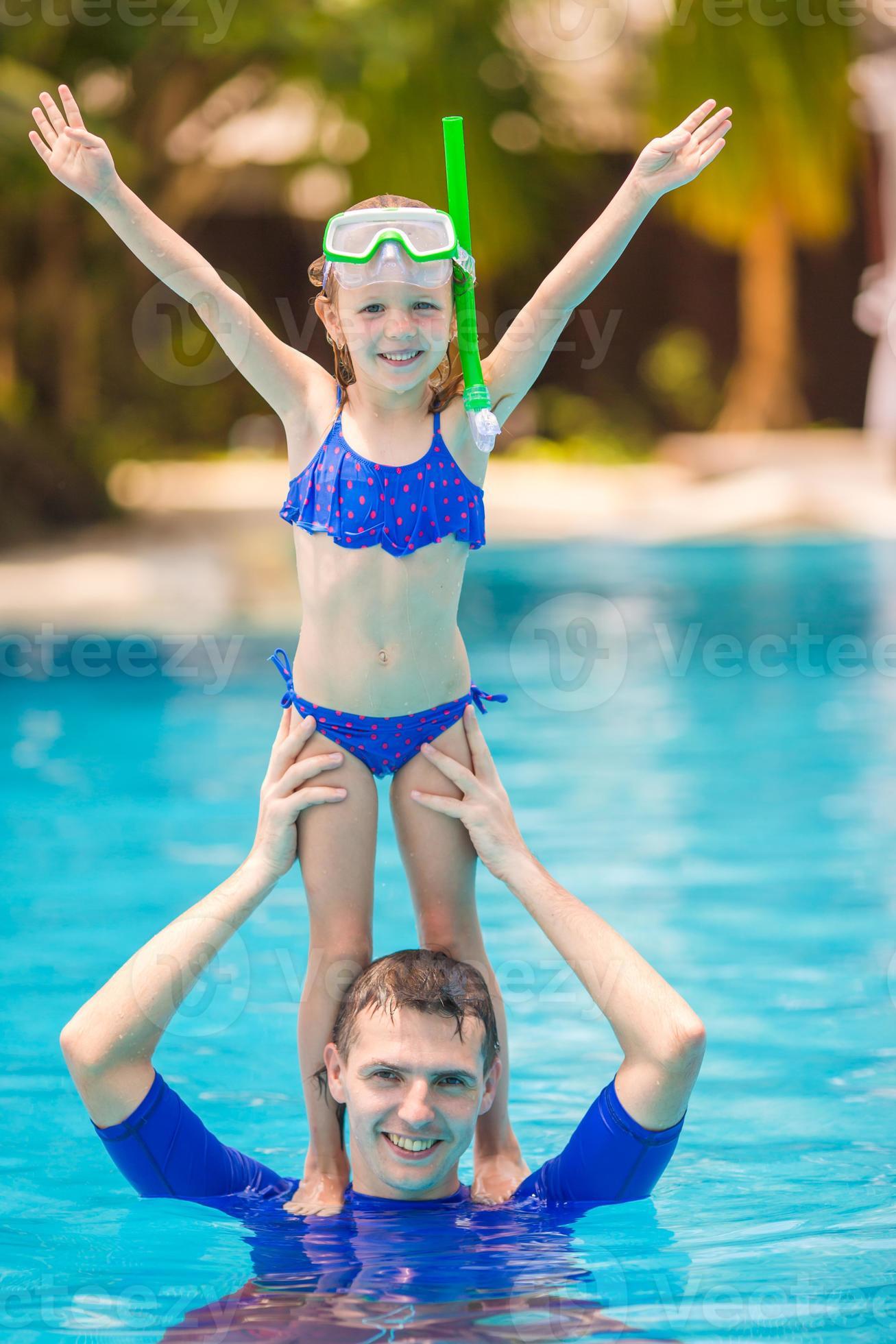 niña y papá feliz divirtiéndose juntos en la piscina al aire libre 18121499 Foto de stock en ...