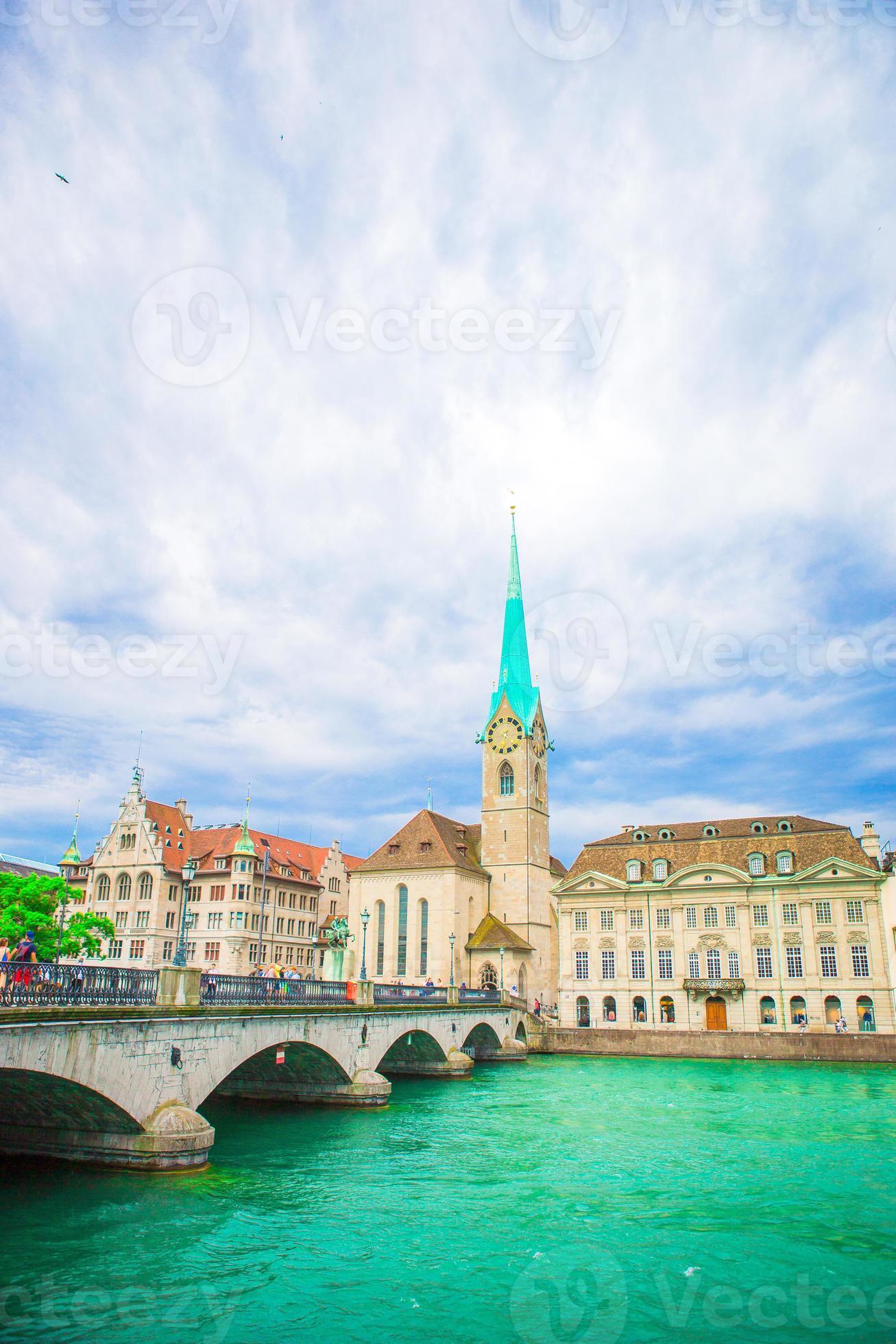 vista del centro histórico de la ciudad de zurich con la famosa iglesia fraumunster y el río ...