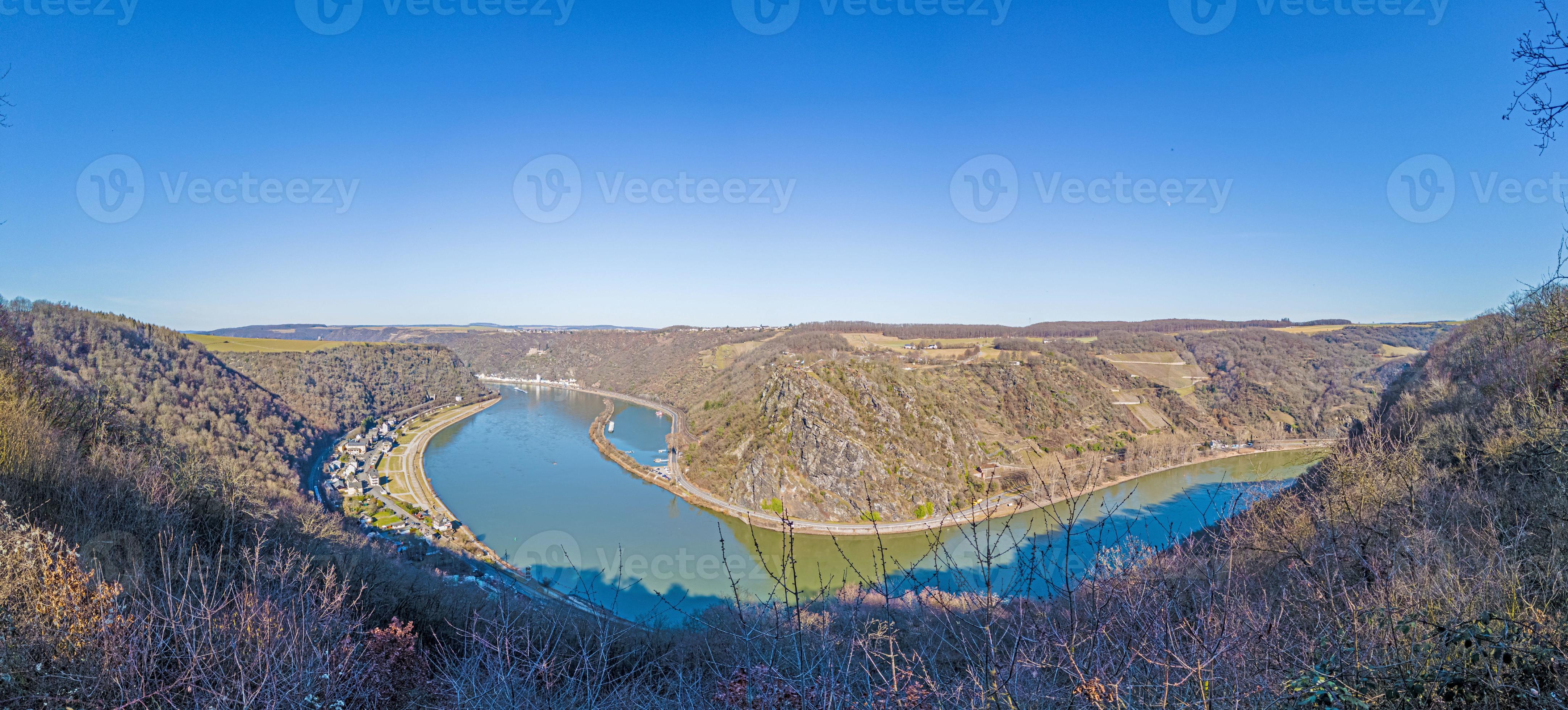 imagen panorámica de la roca loreley en el río Rin tomada desde el lado opuesto del Rin bajo el ...