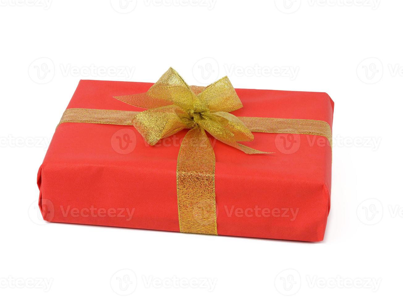 caja rectangular envuelta en papel rojo y atada con una cinta dorada ... caja rectangular envuelta en papel rojo y atada con una cinta dorada ...