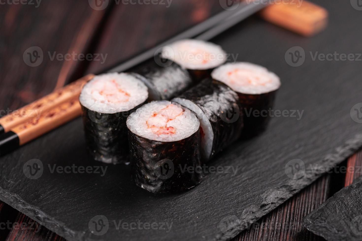 primer plano de sushi de gambas maki. relleno de filete de camarón ... primer plano de sushi de gambas maki. relleno de filete de camarón ...