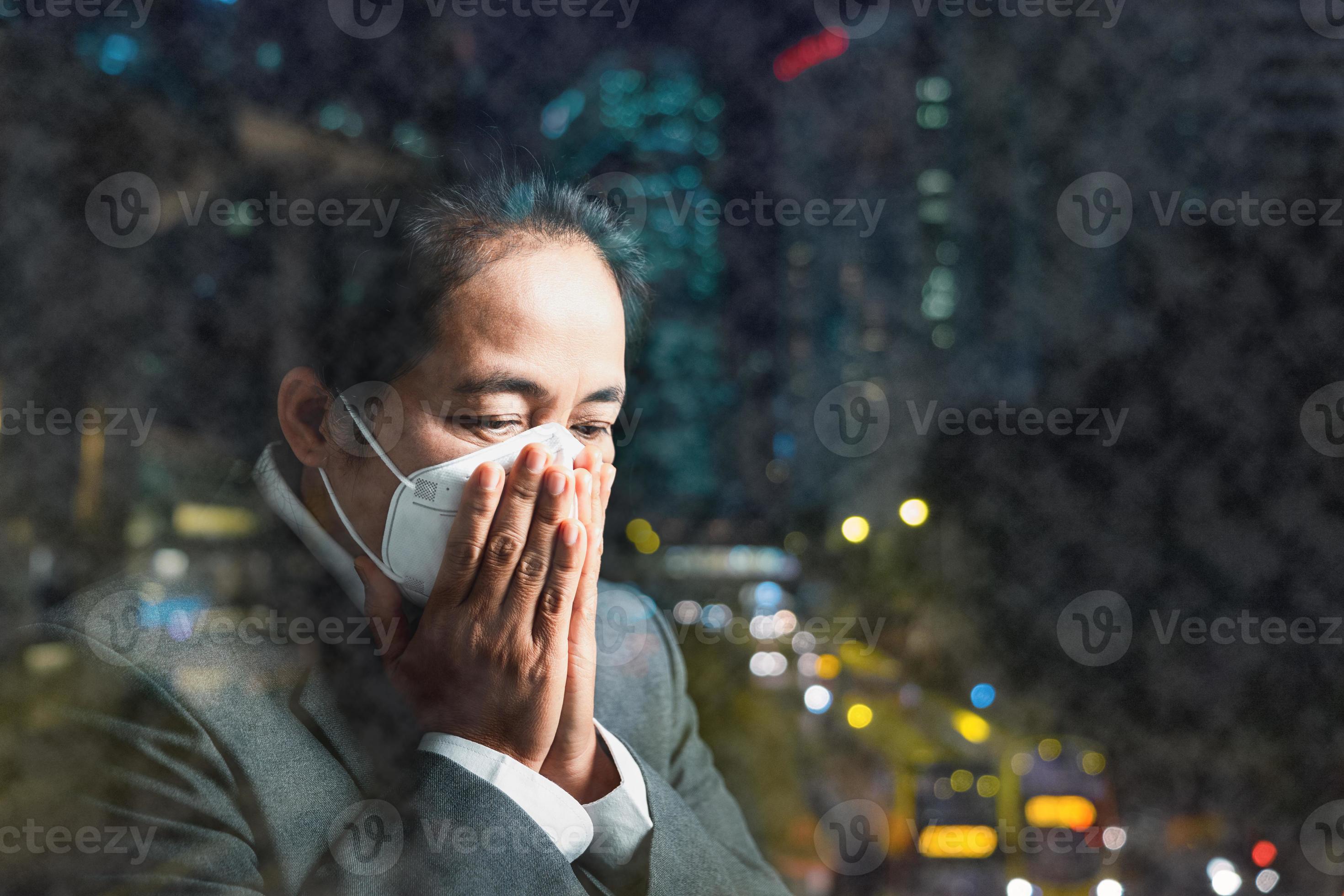mujer con máscara de protección respiratoria n95 pm 2.5 contra la contaminación del aire y las ...