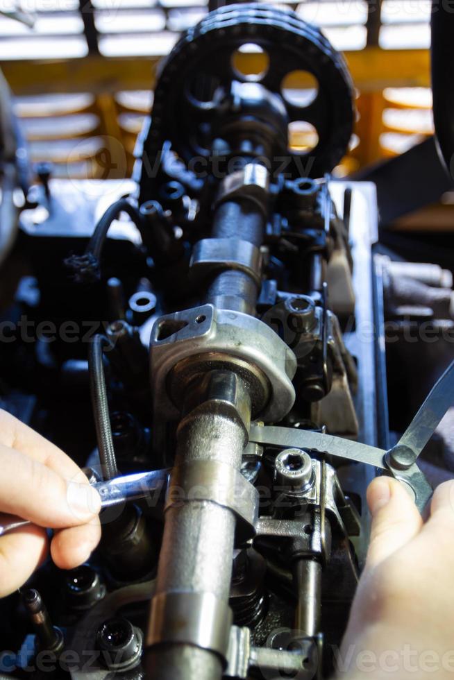 mercedes diesel motor reparar. manos con un mecánico reparando mercedes ... mercedes diesel motor reparar. manos con un mecánico reparando mercedes ...
