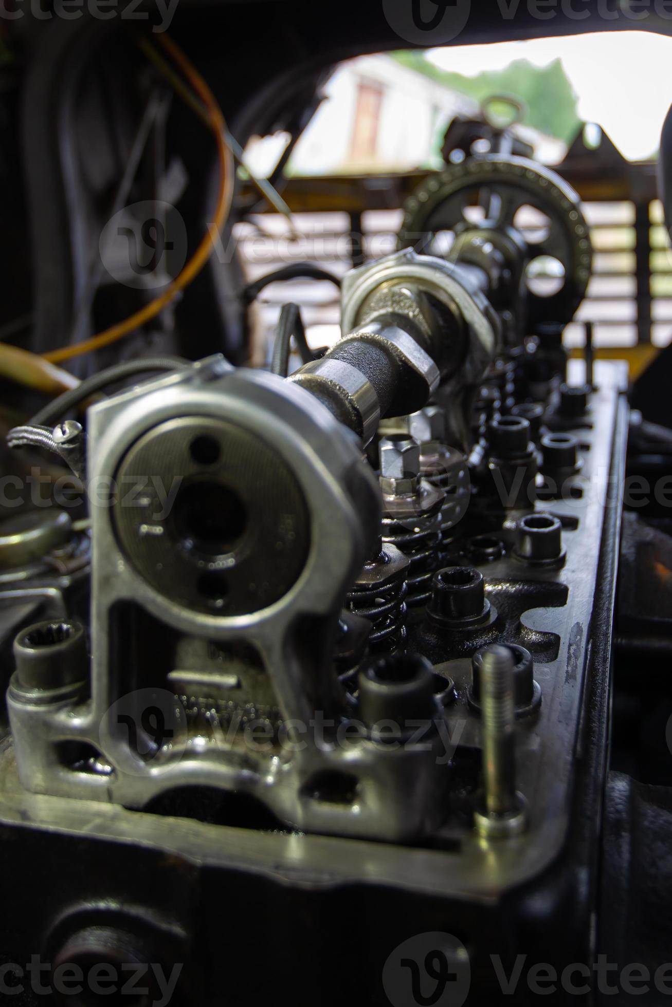 mercedes diesel motor reparar. manos con un mecánico reparando mercedes ... mercedes diesel motor reparar. manos con un mecánico reparando mercedes ...