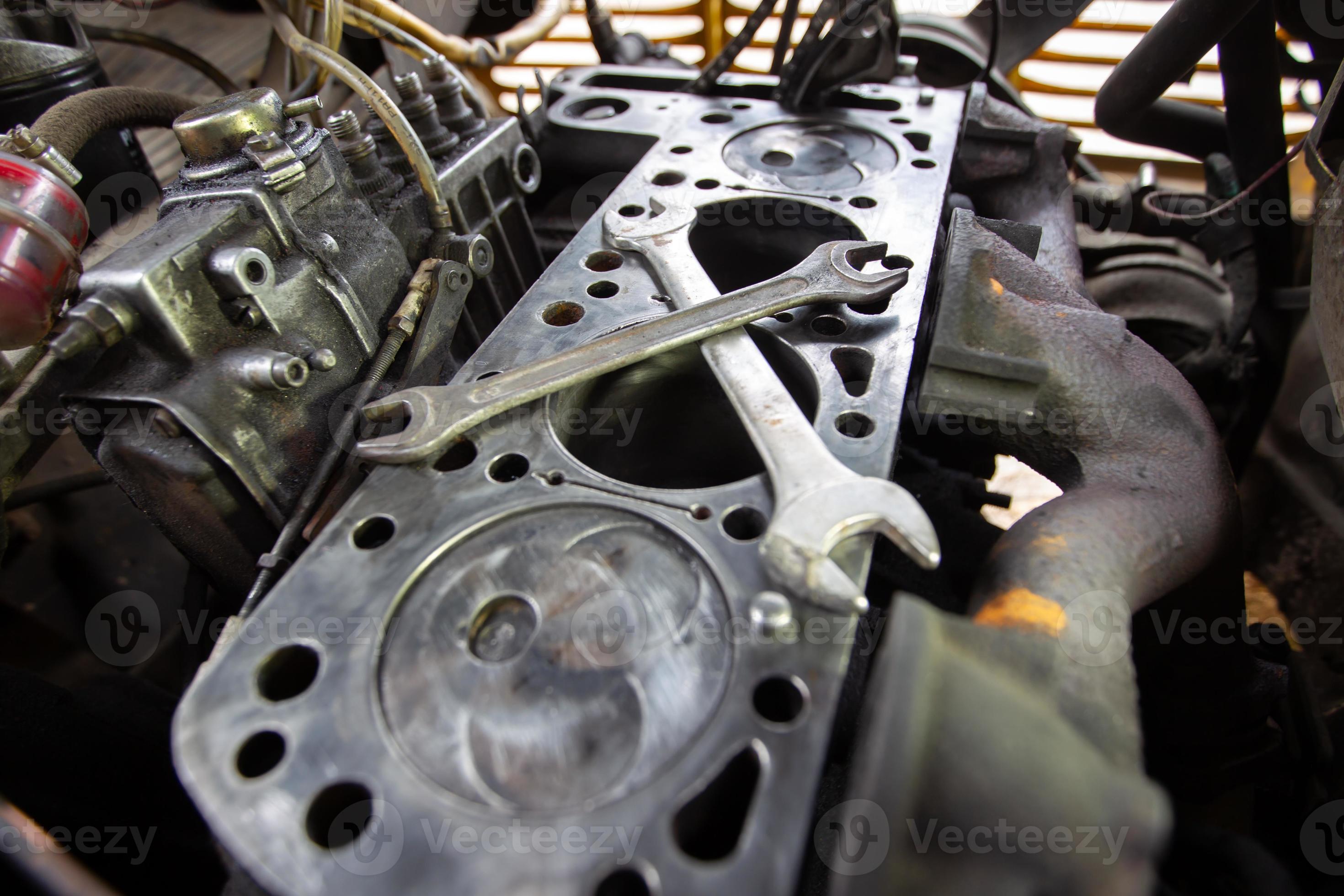 mercedes diesel motor reparar. manos con un mecánico reparando mercedes ... mercedes diesel motor reparar. manos con un mecánico reparando mercedes ...