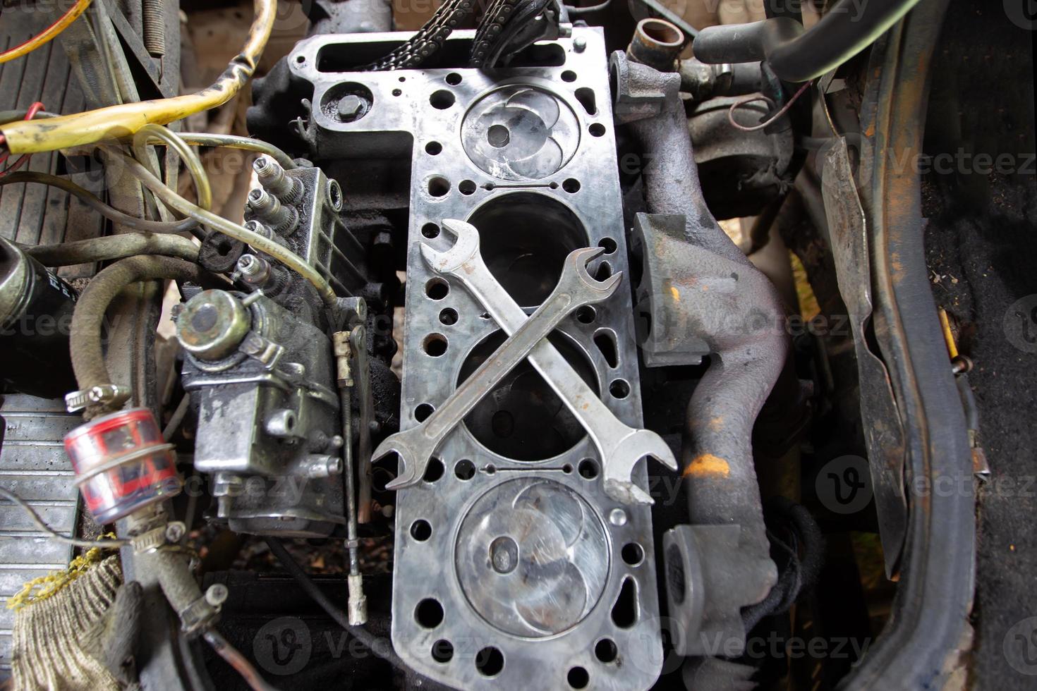 mercedes diesel motor reparar. manos con un mecánico reparando mercedes ... mercedes diesel motor reparar. manos con un mecánico reparando mercedes ...