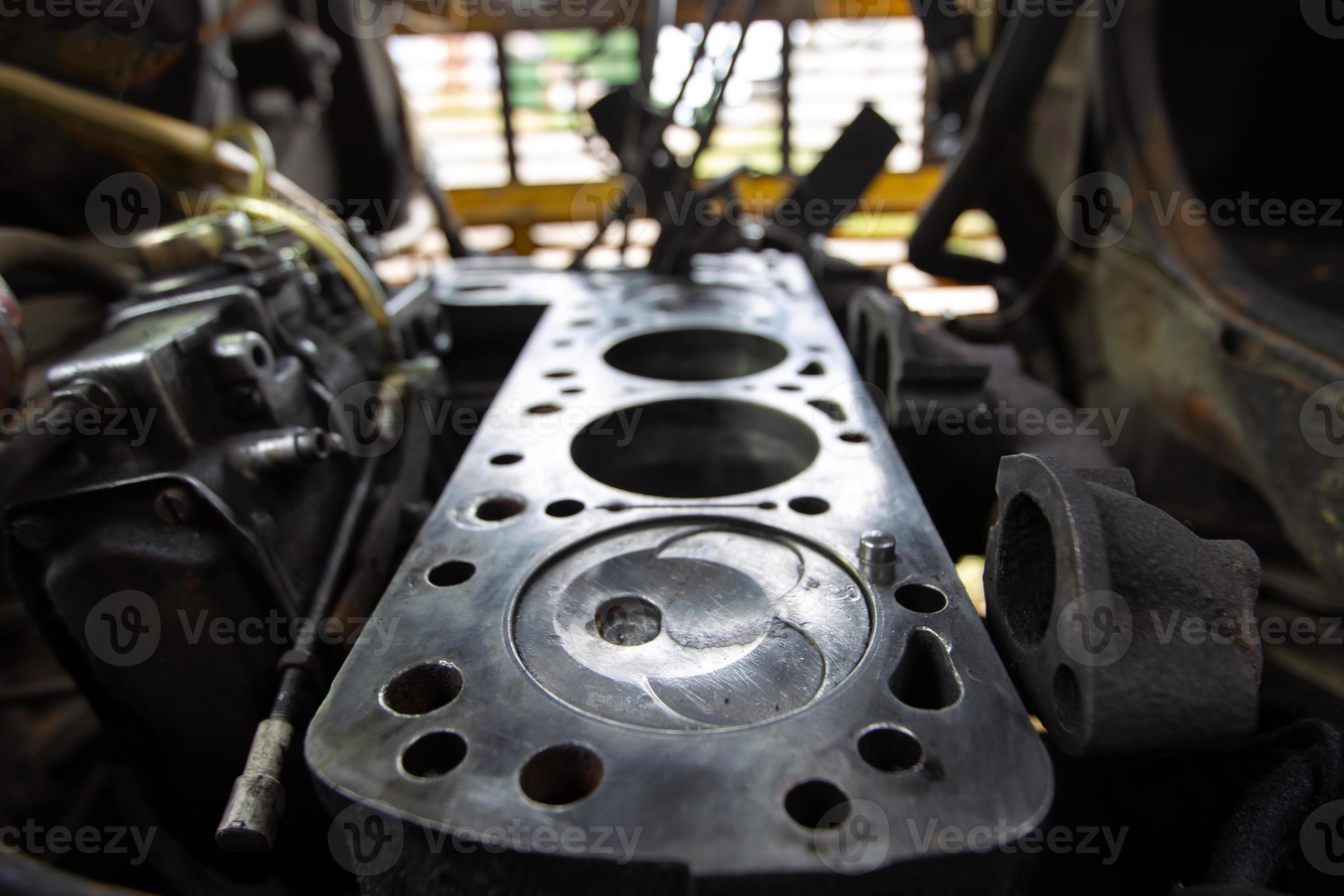 mercedes diesel motor reparar. manos con un mecánico reparando mercedes ... mercedes diesel motor reparar. manos con un mecánico reparando mercedes ...