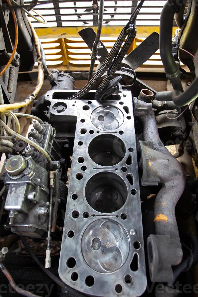 mercedes diesel motor reparar. manos con un mecánico reparando mercedes ... mercedes diesel motor reparar. manos con un mecánico reparando mercedes ...
