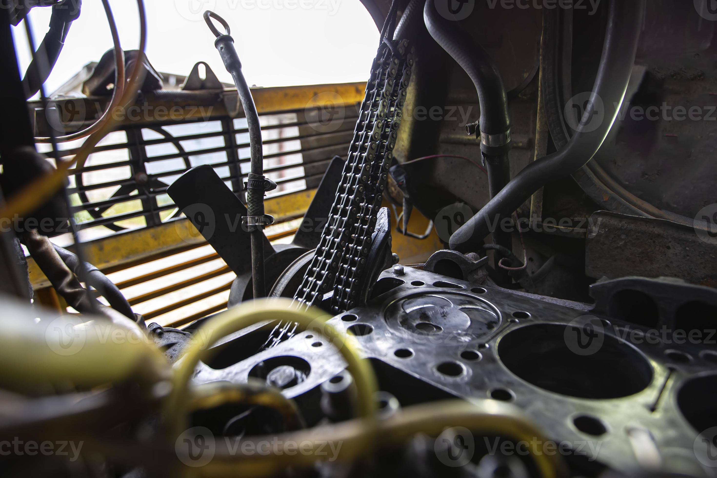 mercedes diesel motor reparar. manos con un mecánico reparando mercedes ... mercedes diesel motor reparar. manos con un mecánico reparando mercedes ...