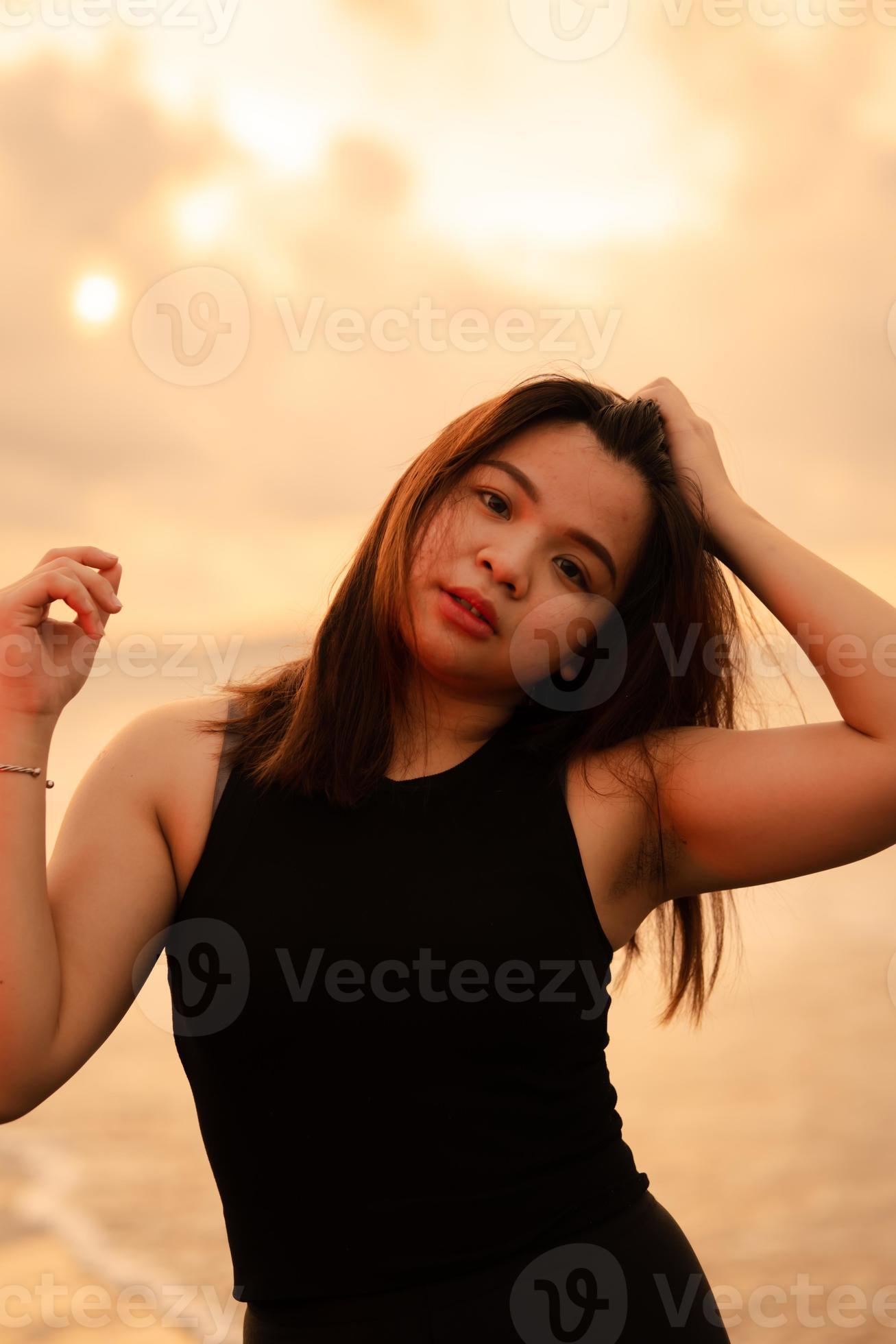 un asiático adolescente quien es posando sexy por participación su cabeza y negro pelo en el ...