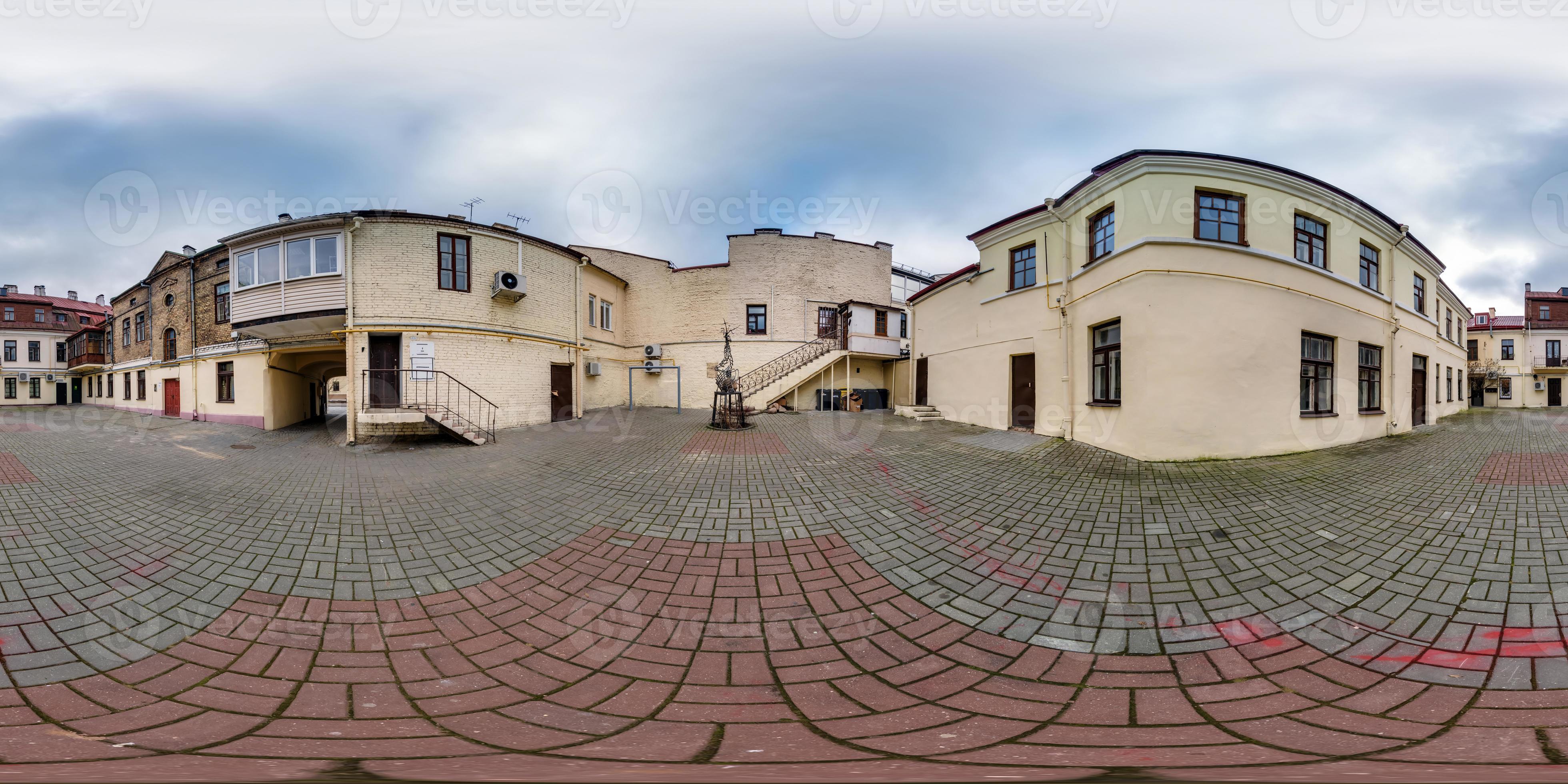 lleno sin costura esférico hdri 360 panorama cerca antiguo casas en estrecho patio o patio ...